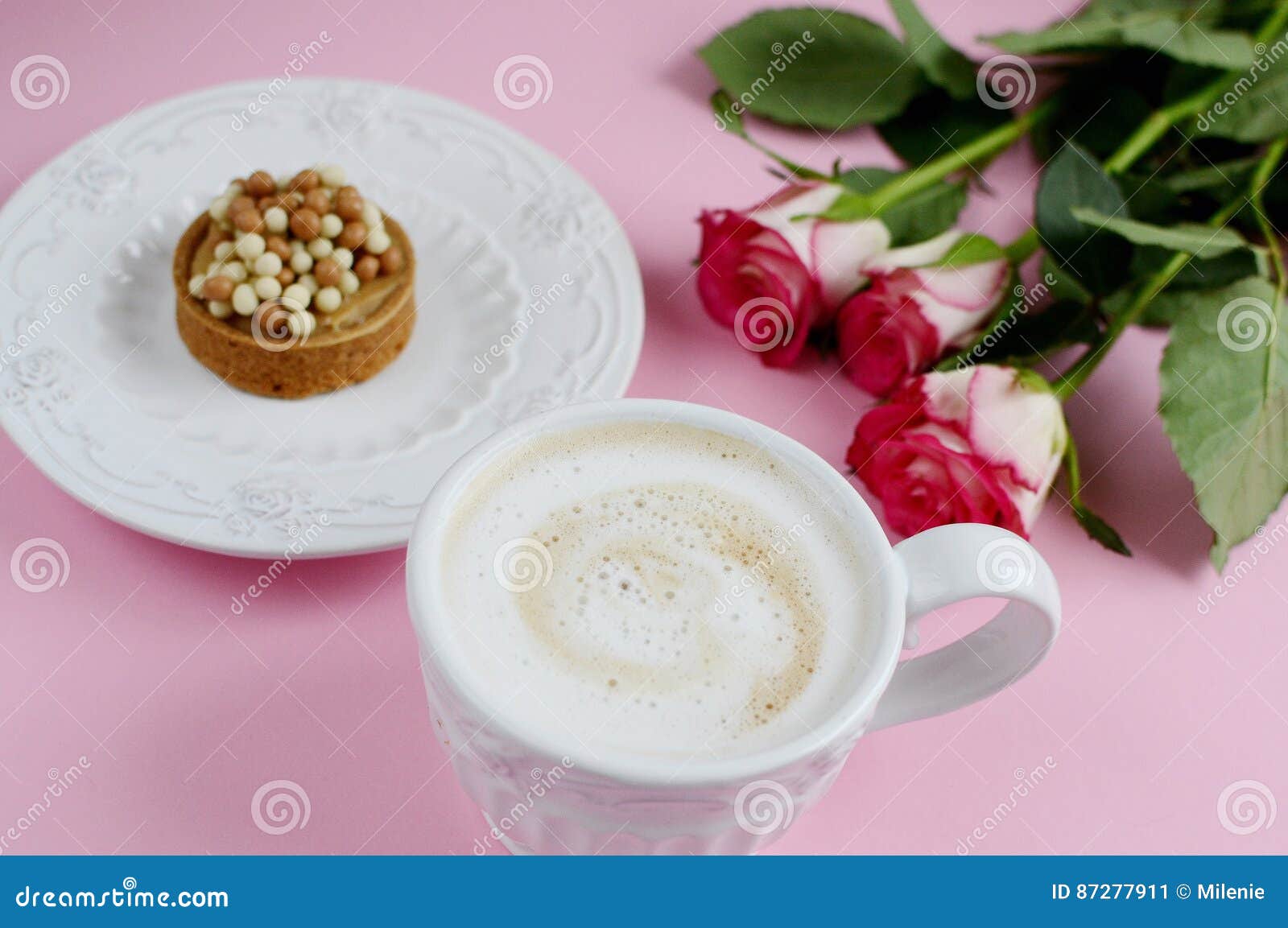 Copo Do Cappuccino E Bolo Saboroso Com Rosas Cor-de-rosa Imagem de ...
