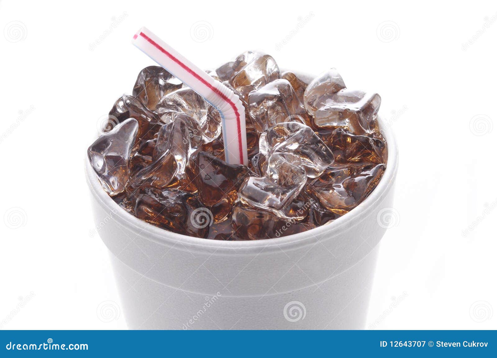 Copo do Styrofoam com soda imagem de stock. Imagem de gelo - 12643707