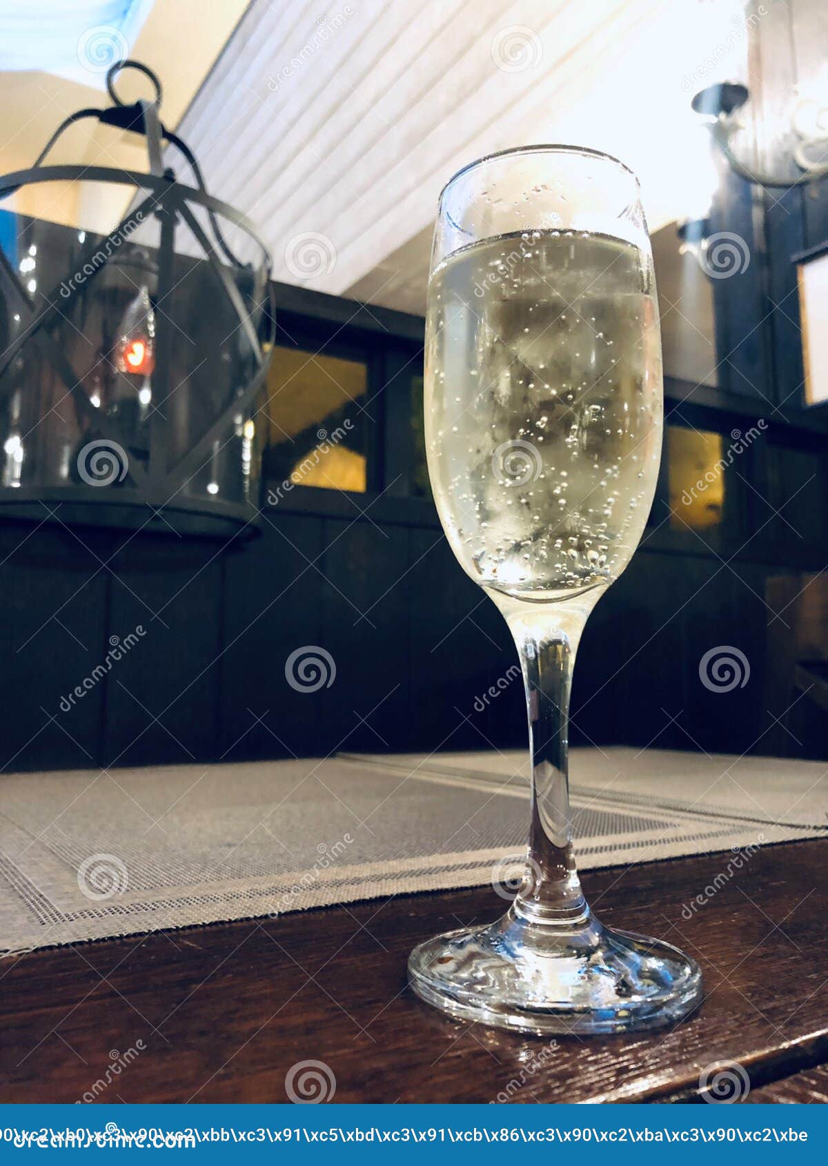 Copo suado de champanhe imagem de stock. Imagem de vinho - 258390253