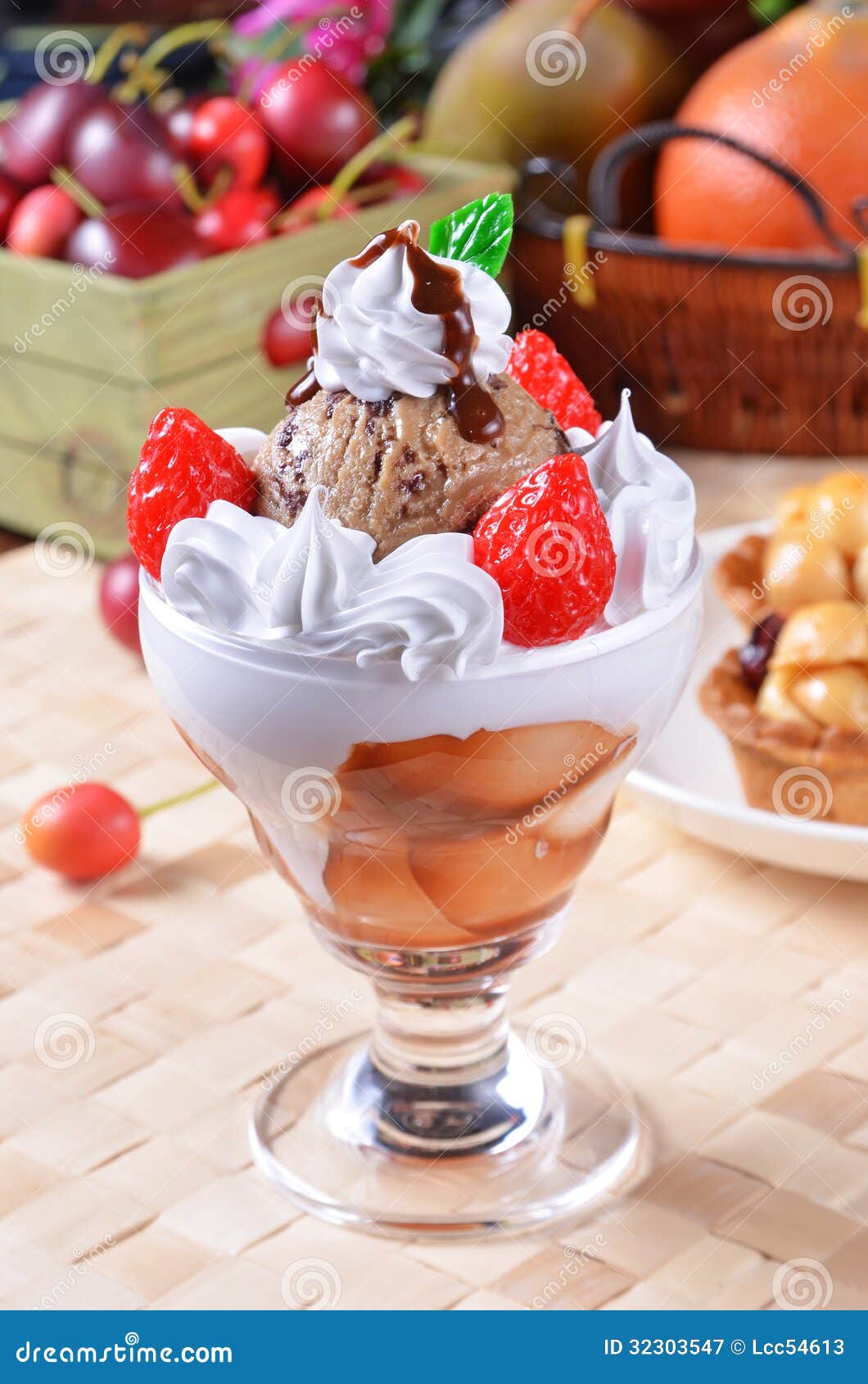 Coppa Gelato Del Cioccolato Immagine Stock - Immagine di paletta, tazza ...