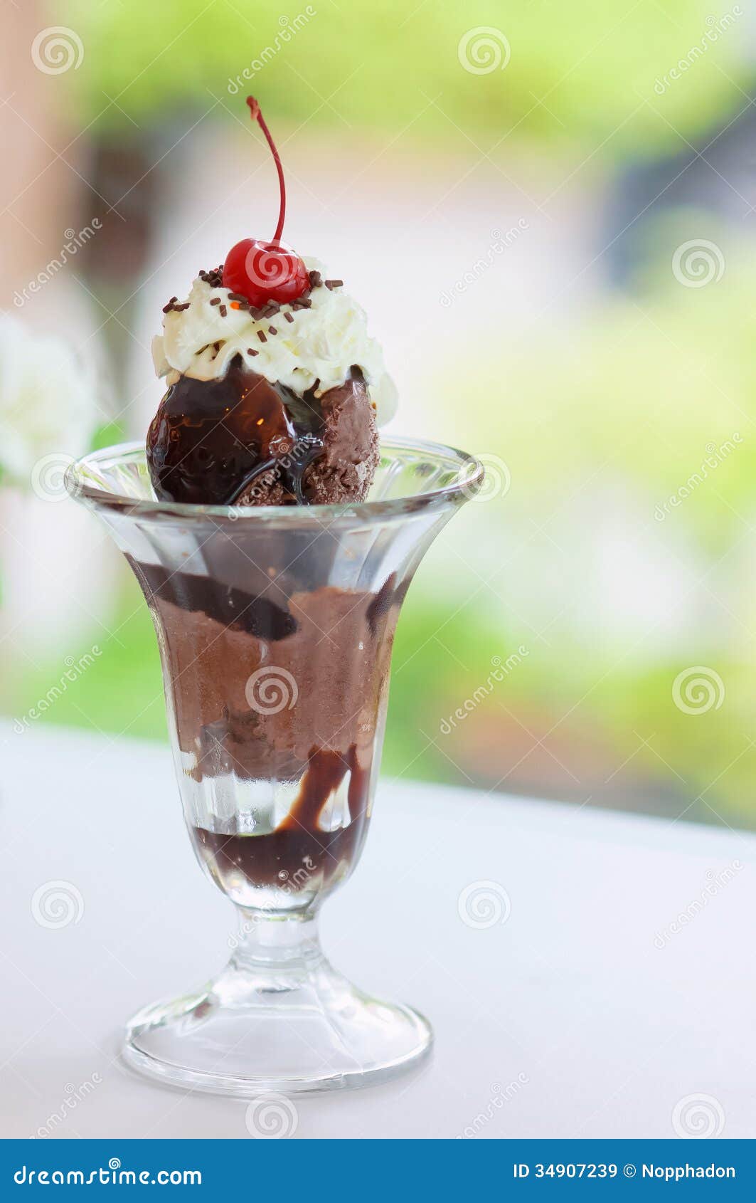 Coppa Gelato Del Cioccolato Immagine Stock - Immagine di rinfrescamento ...