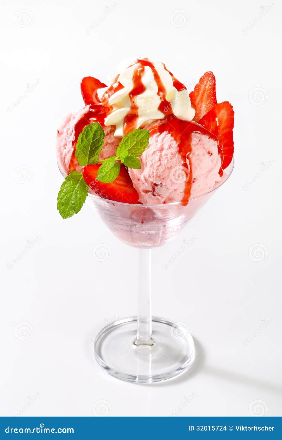 Coppa gelato della fragola fotografia stock. Immagine di paletta - 32015724 Coppa gelato della fragola fotografia stock. Immagine di paletta - 32015724