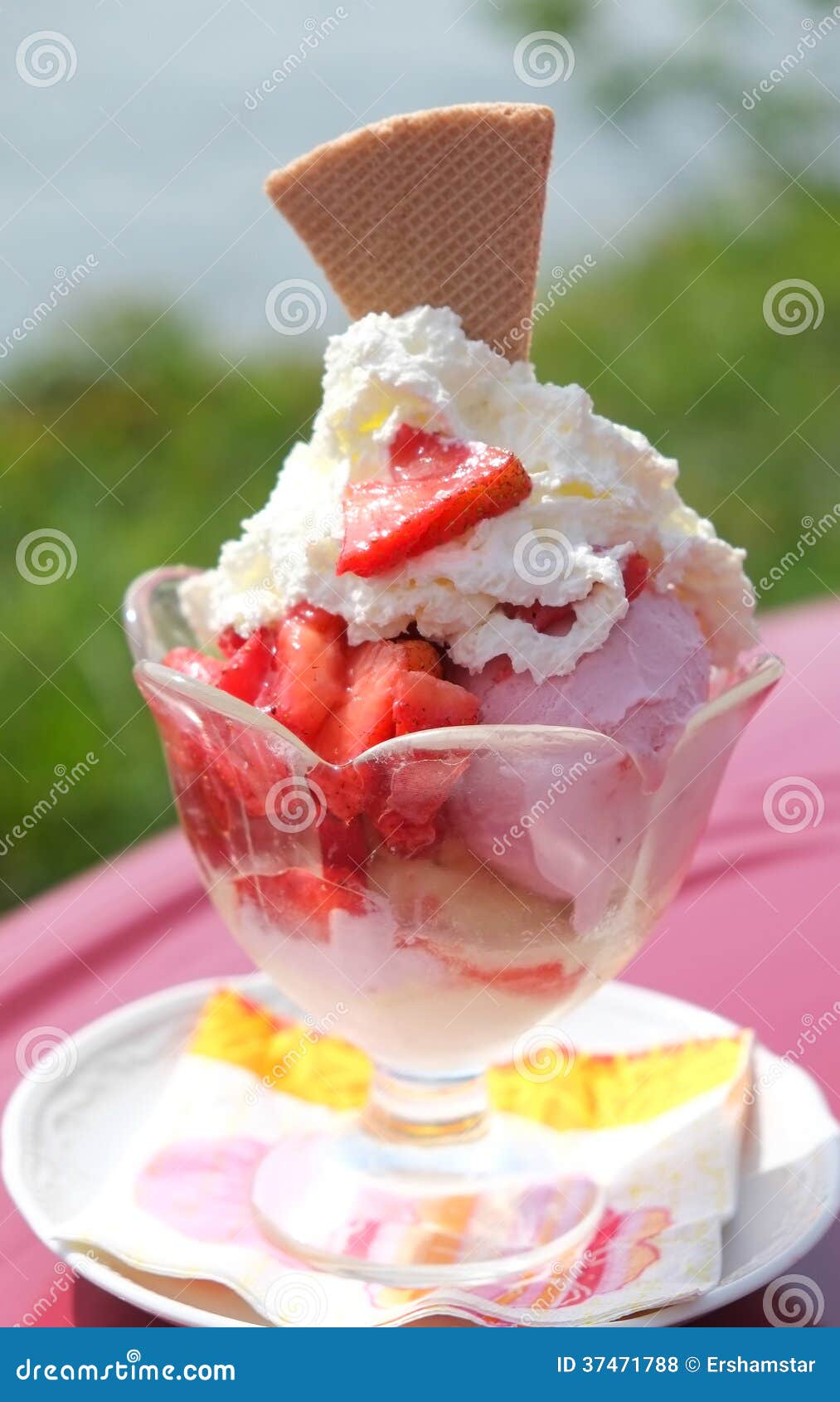 Coppa gelato della fragola fotografia stock. Immagine di ghiaccio ...