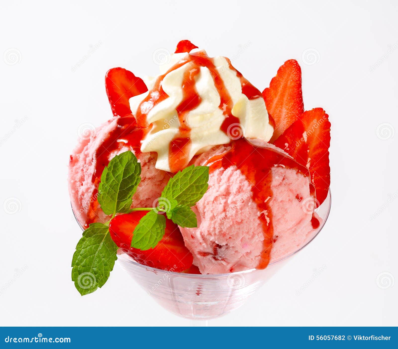 Coppa gelato della fragola fotografia stock. Immagine di crema - 56057682