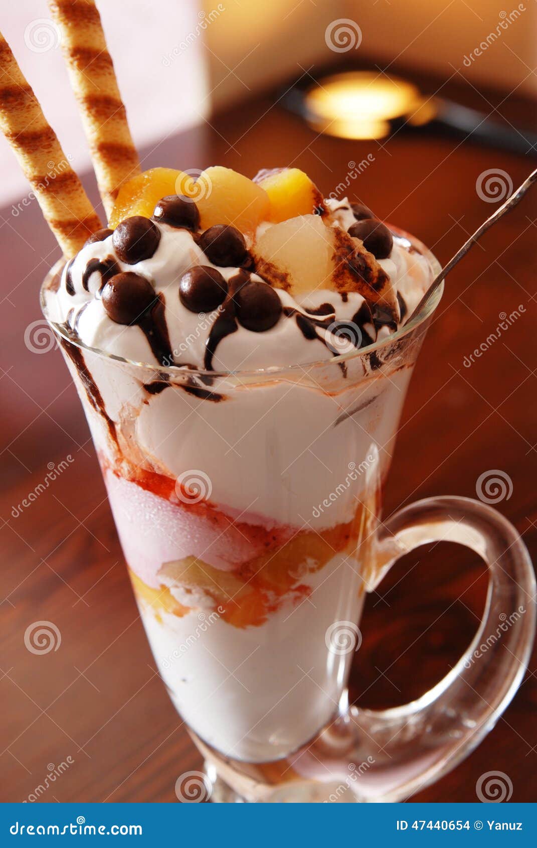 Coppa Gelato Della Vaniglia Fotografia Stock - Immagine di salsa ...