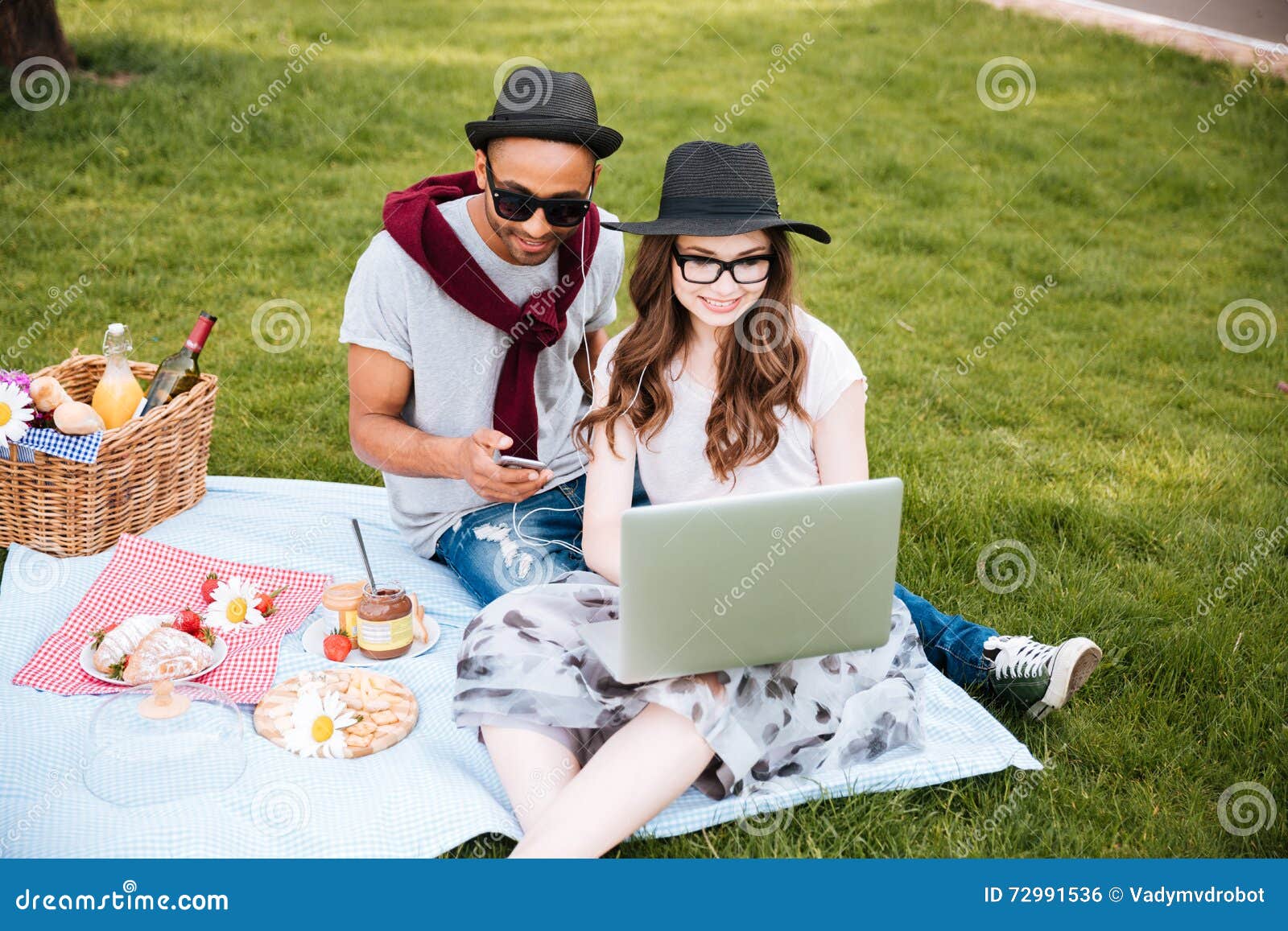 Coppia Avere Picnic Ed Utilizzare Il Computer Portatile Nel Parco ...