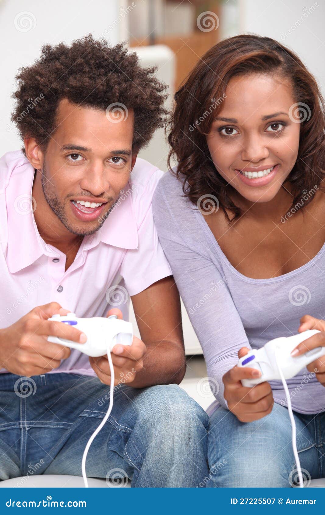 Coppia Il Gioco Dei Giochi Di Computer Immagine Stock - Immagine di ...