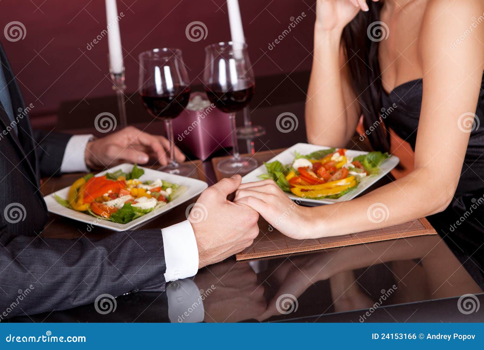 Coppie Al Pranzo Romantico in Ristorante Fotografia Stock - Immagine di ...