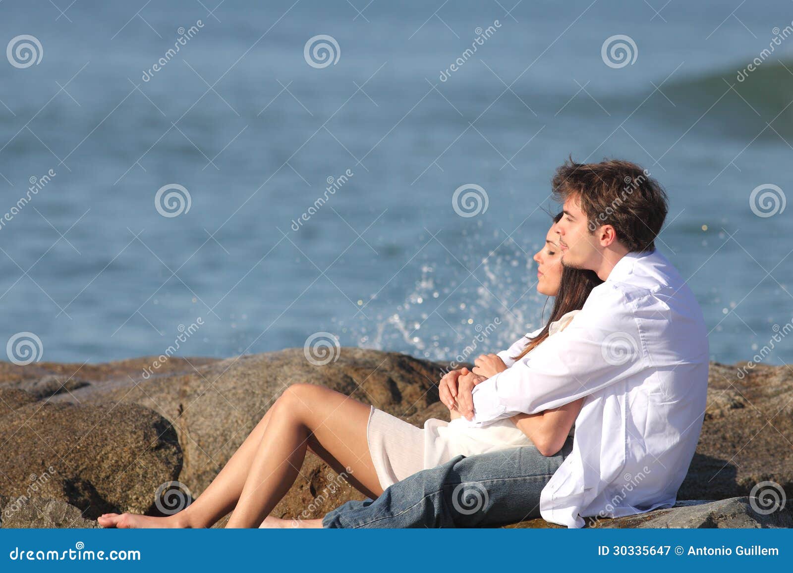 Coppie Che Abbracciano E Che Guardano Il Mare Immagine Stock - Immagine ...