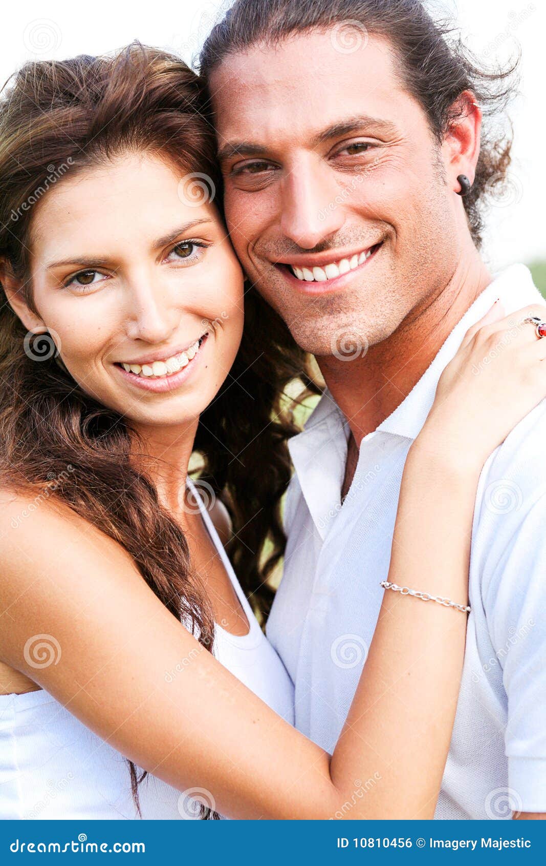 Coppie Che Abbracciano E Che Sorridono Fotografia Stock - Immagine di ...