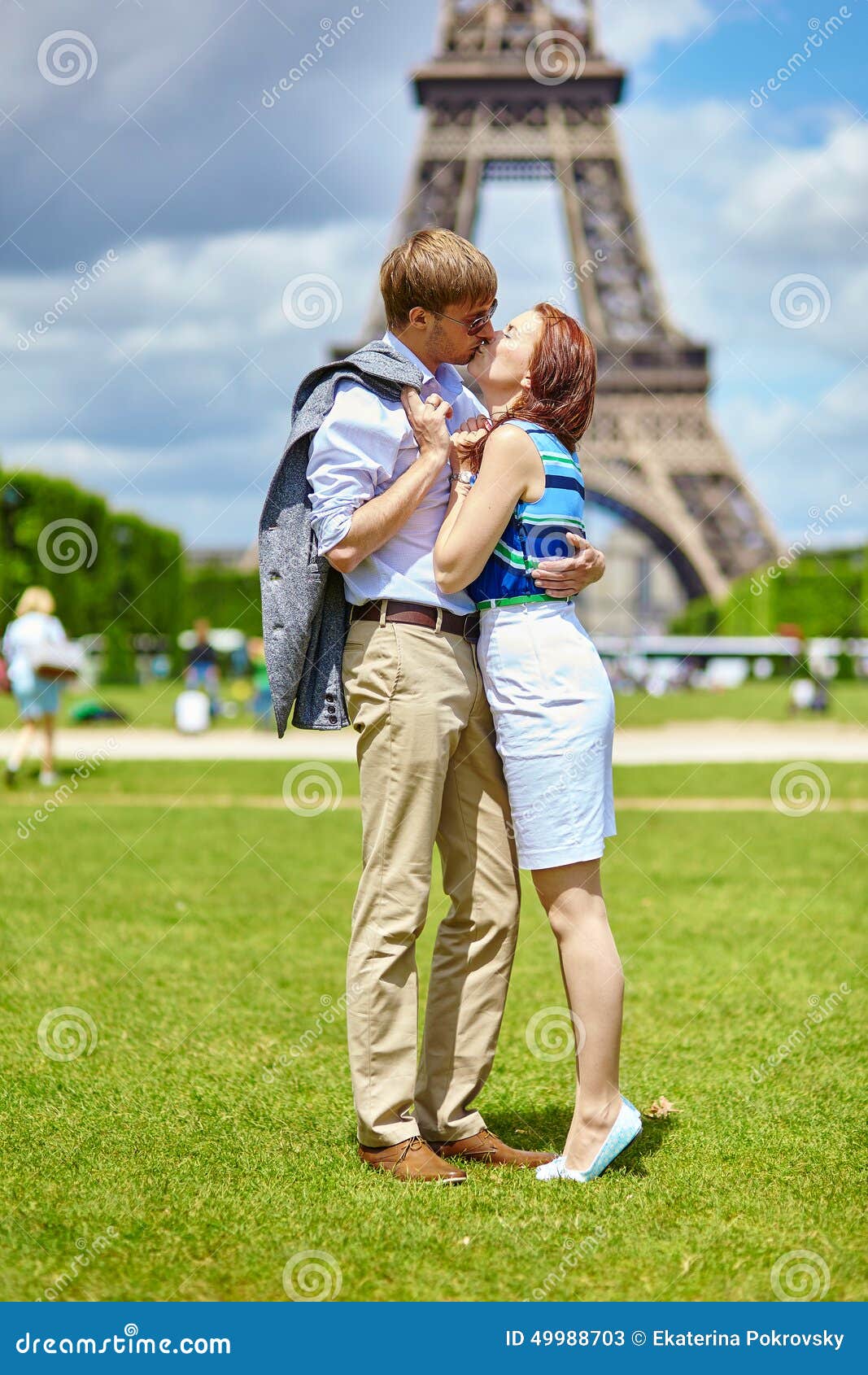 Coppie Che Baciano a Parigi Vicino Alla Torre Eiffel Immagine Stock ...