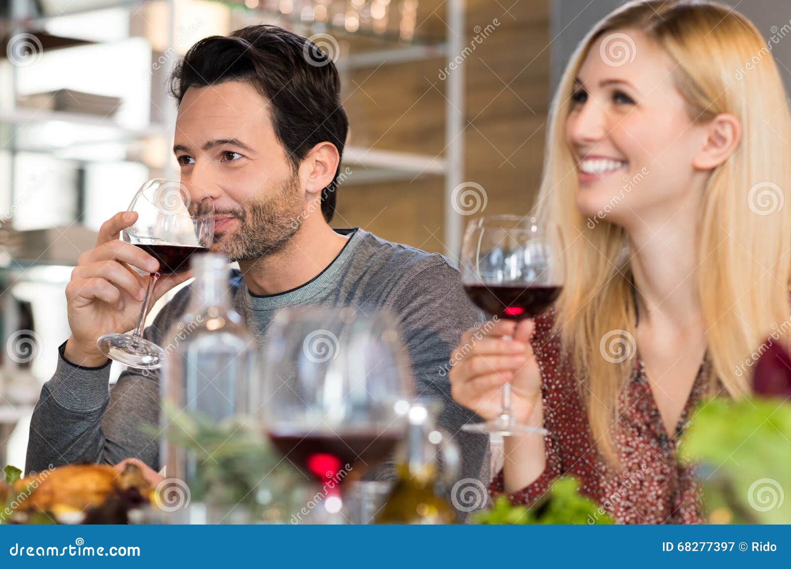 Coppie Che Bevono Vino Rosso Immagine Stock - Immagine di uomini ...