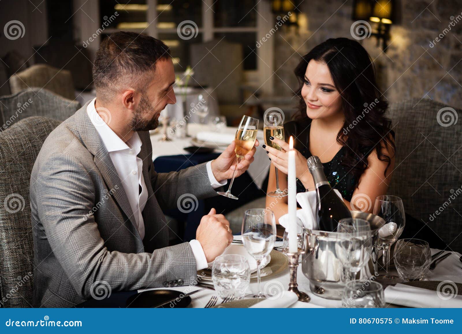 Coppie Che Celebrano Nel Ristorante Immagine Stock - Immagine di felice ...