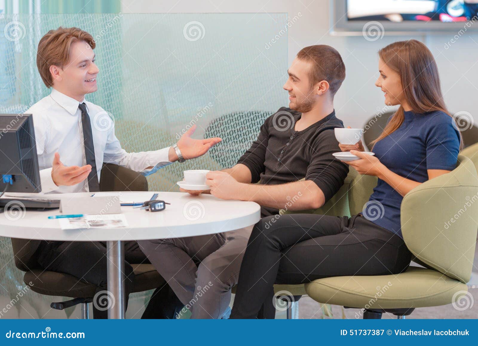 Coppie Che Comunicano Con Un Rappresentante Immagine Stock - Immagine ...