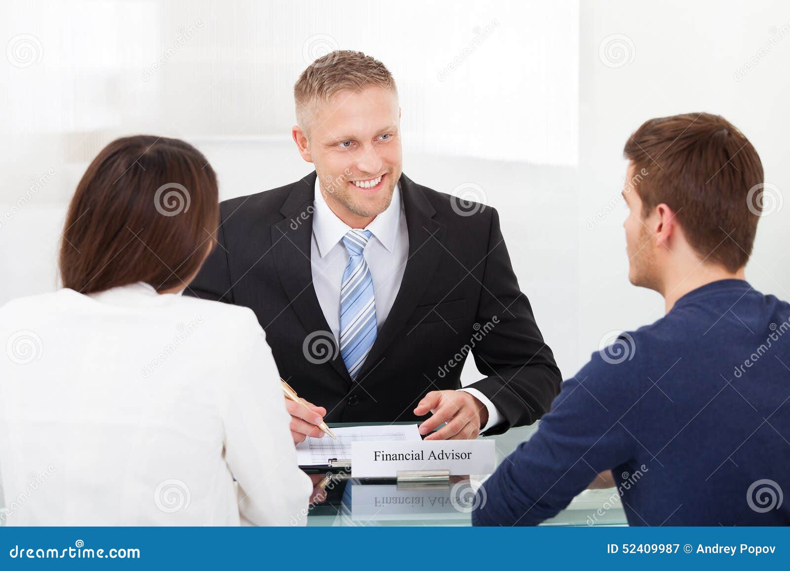 Coppie Che Consultano Consulente Finanziario Immagine Stock - Immagine ...