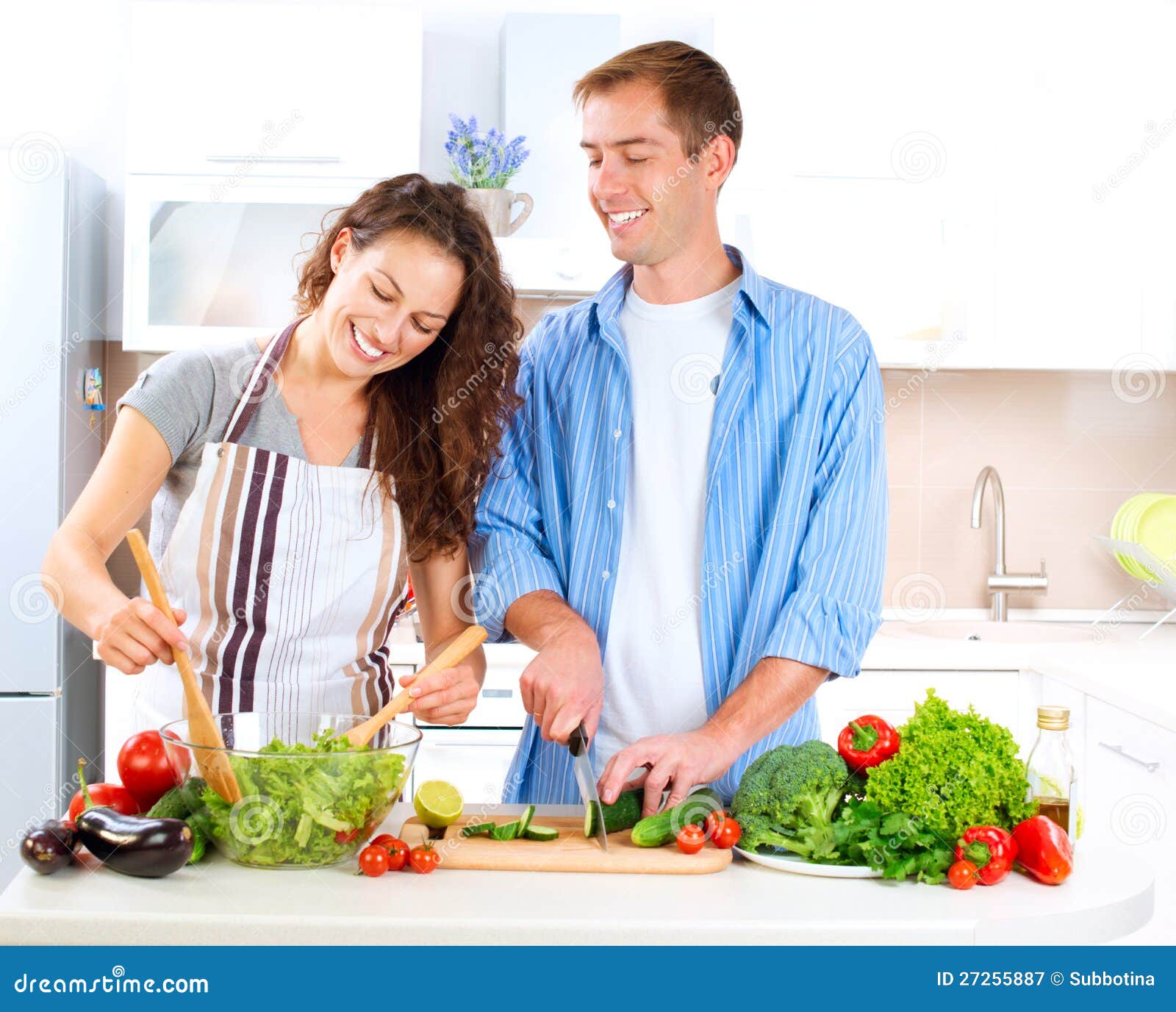 Coppie Che Cucinano Insieme Immagine Stock - Immagine di alimento ...