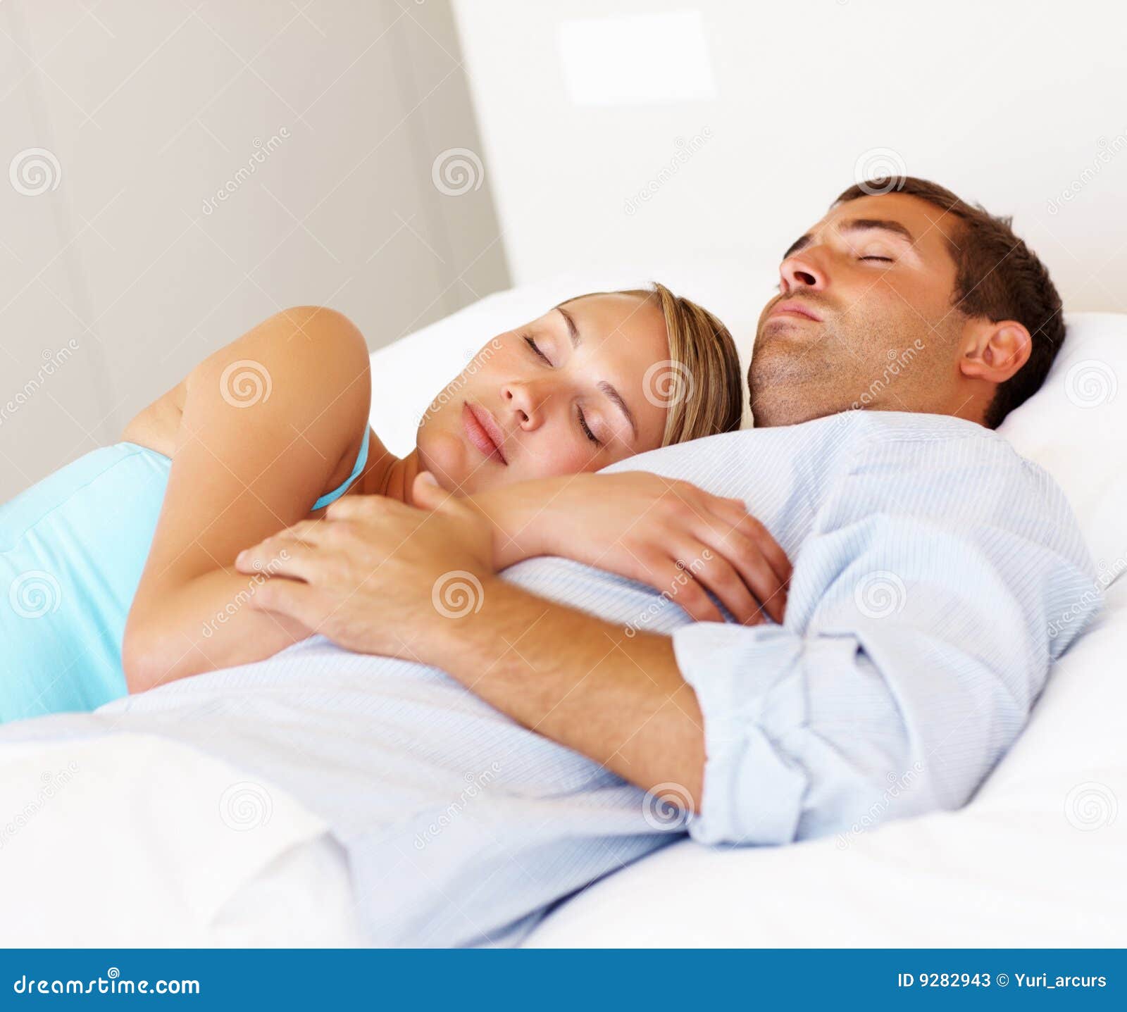 Coppie Che Dormono Insieme Nella Base Immagine Stock - Immagine di ...