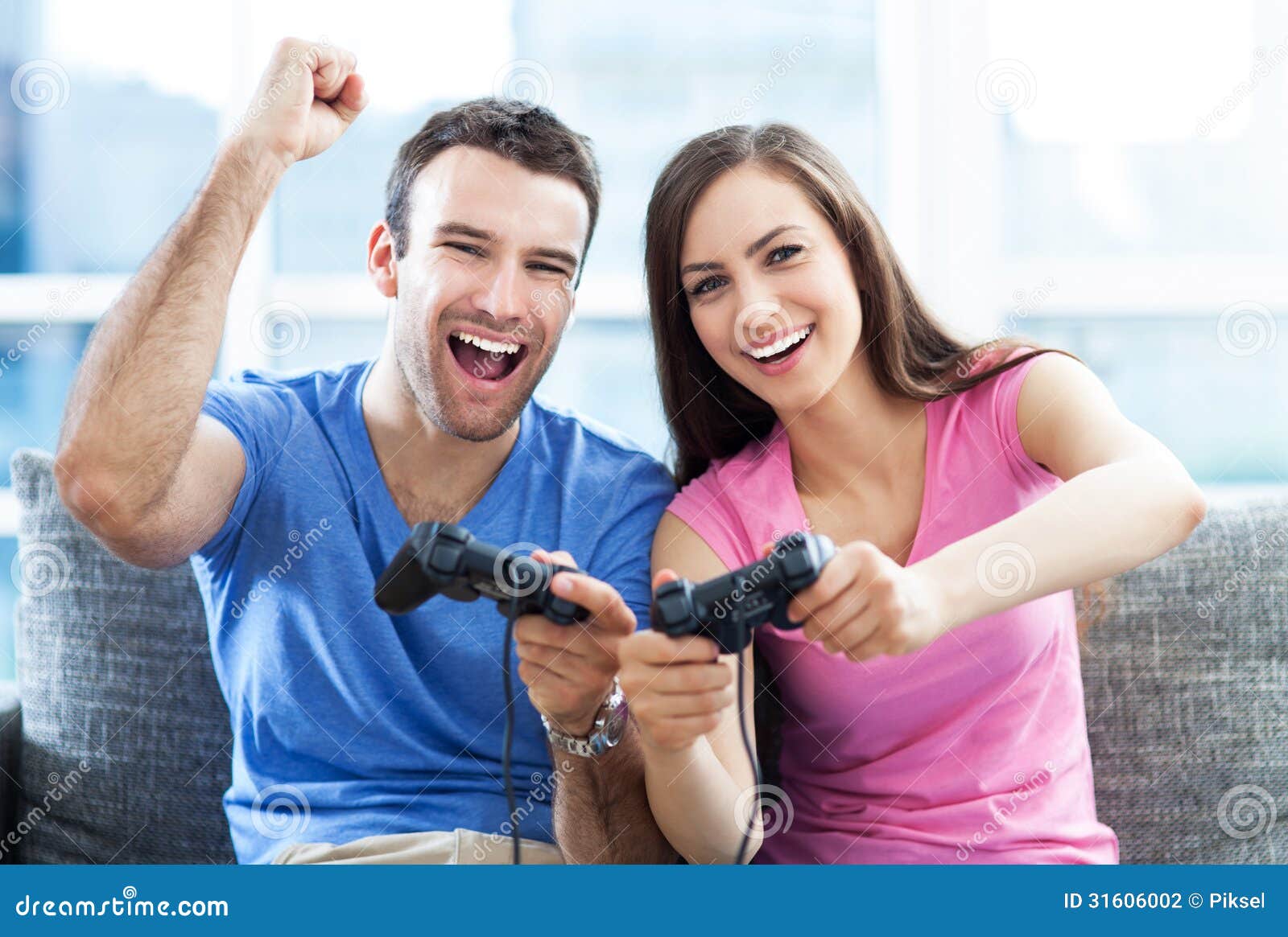 Coppie Che Giocano I Video Giochi Fotografia Stock - Immagine di strato ...