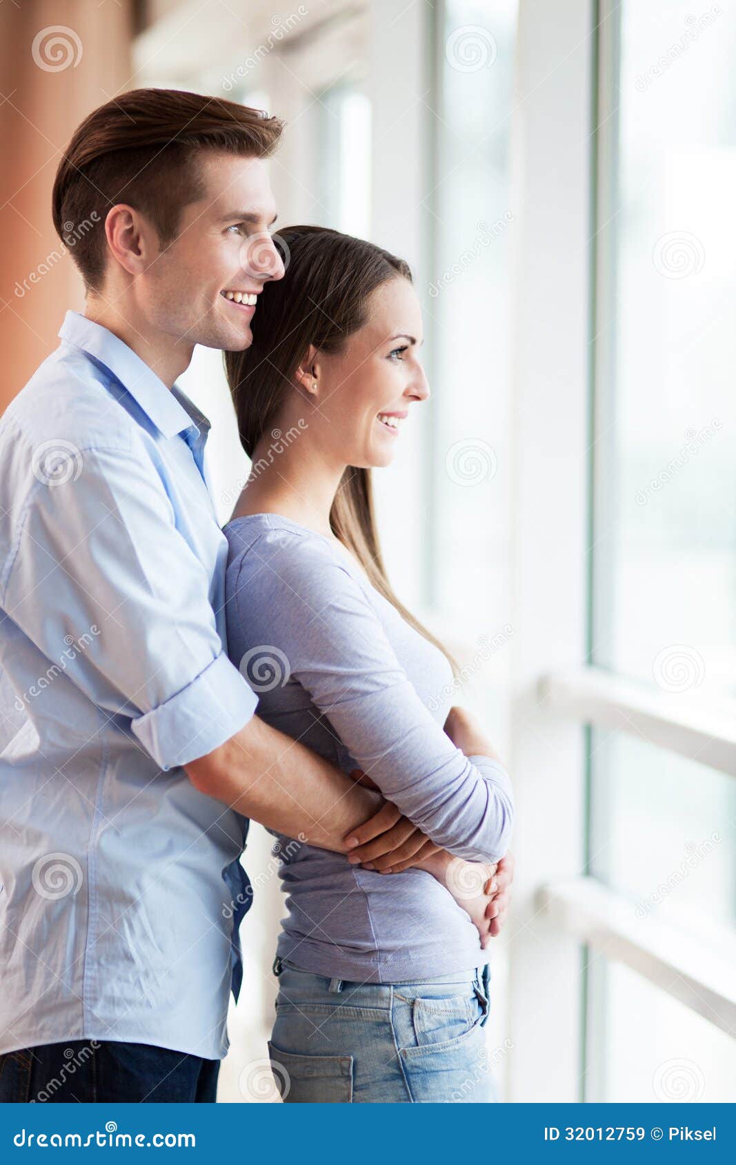 Coppie Che Guardano Attraverso La Finestra Immagine Stock - Immagine di ...