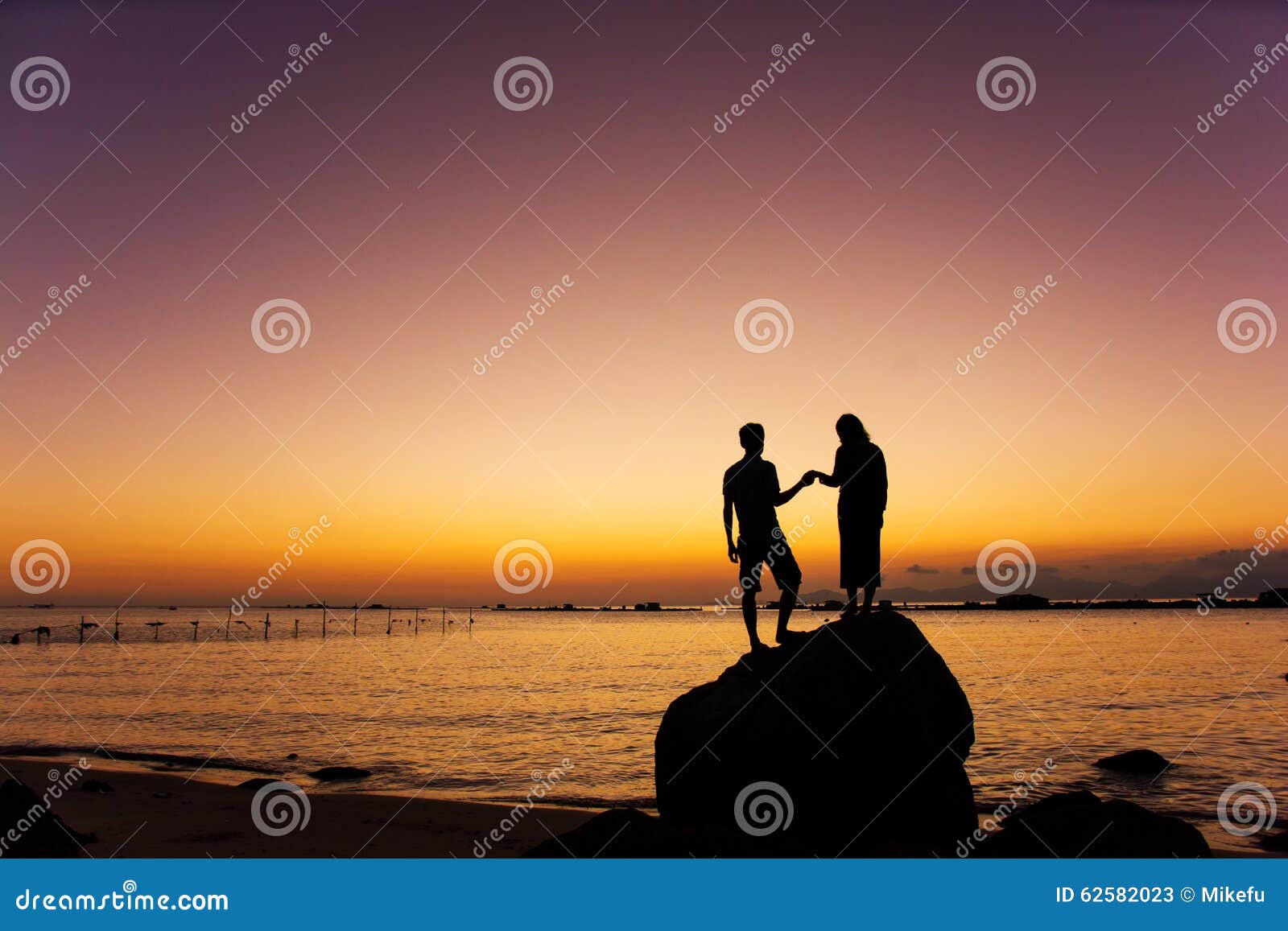 Coppie Che Guardano Congiuntamente Alba E Tramonto Immagine Stock ...