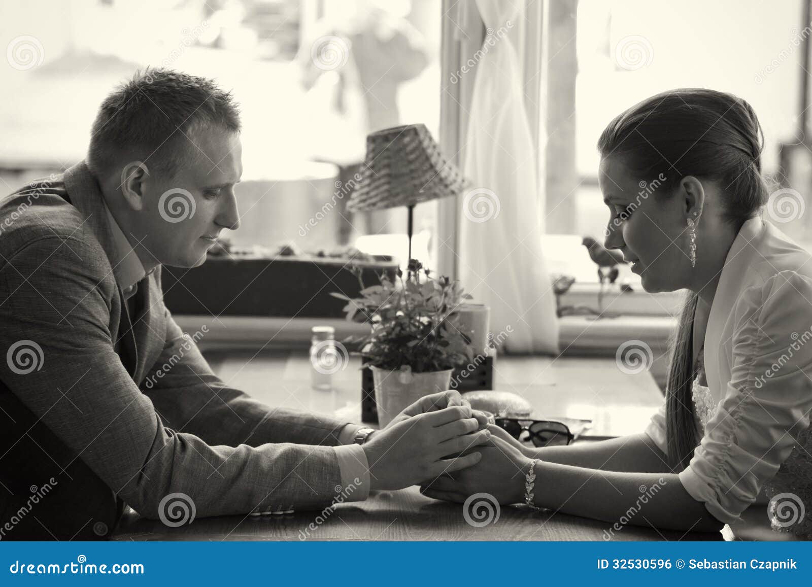 Coppie Che Hanno Conversazione Fotografia Stock - Immagine di ...