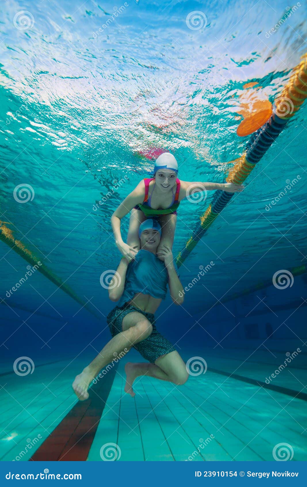 Coppie Che Hanno Underwater Di Divertimento Fotografia Stock - Immagine ...