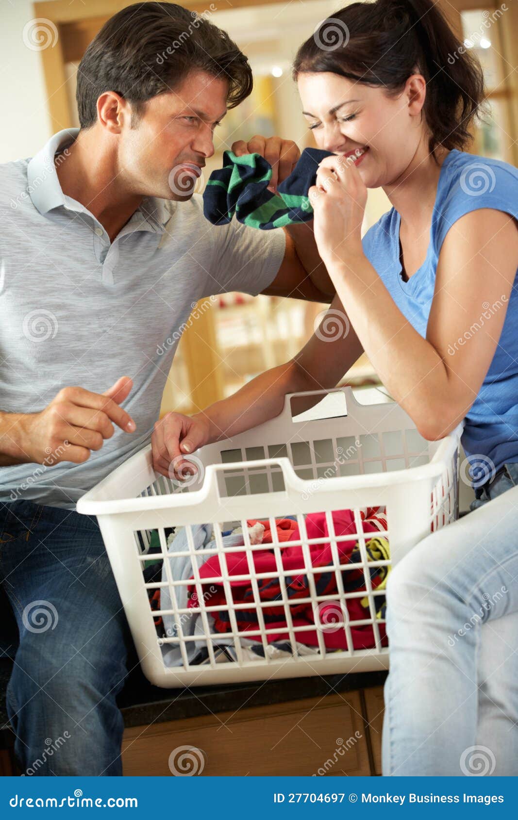 Coppie Che Ordinano Lavanderia in Cucina Immagine Stock - Immagine di ...