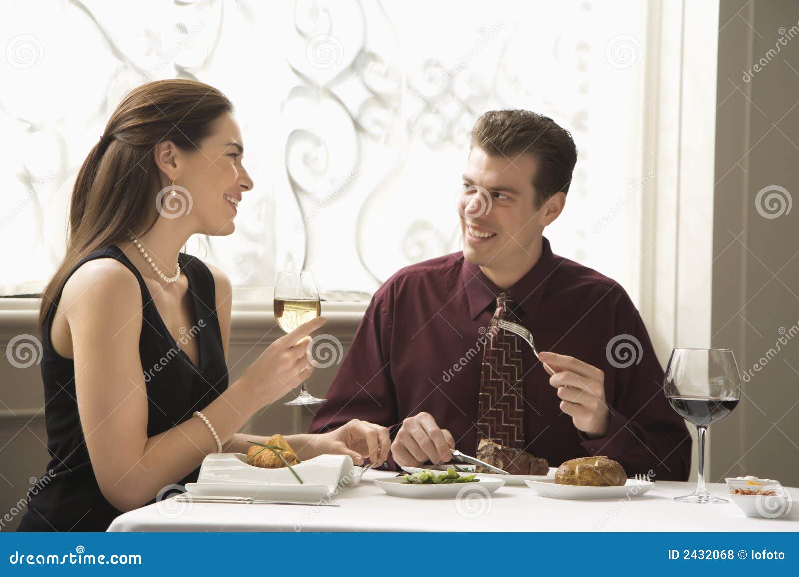 Coppie Che Pranzano Al Ristorante. Fotografia Stock - Immagine di mezzo ...
