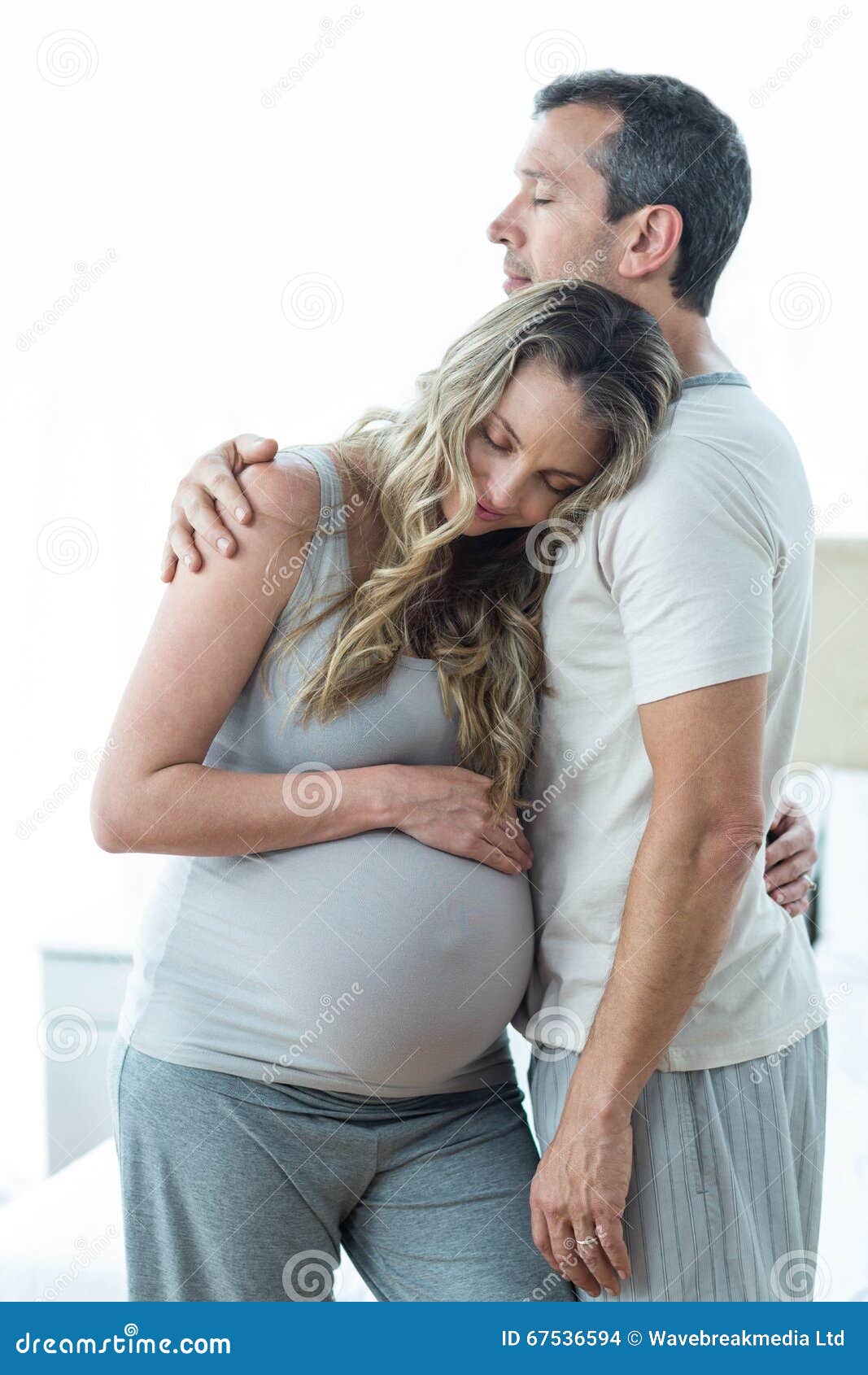 Coppie che si abbracciano fotografia stock. Immagine di prevedere ...