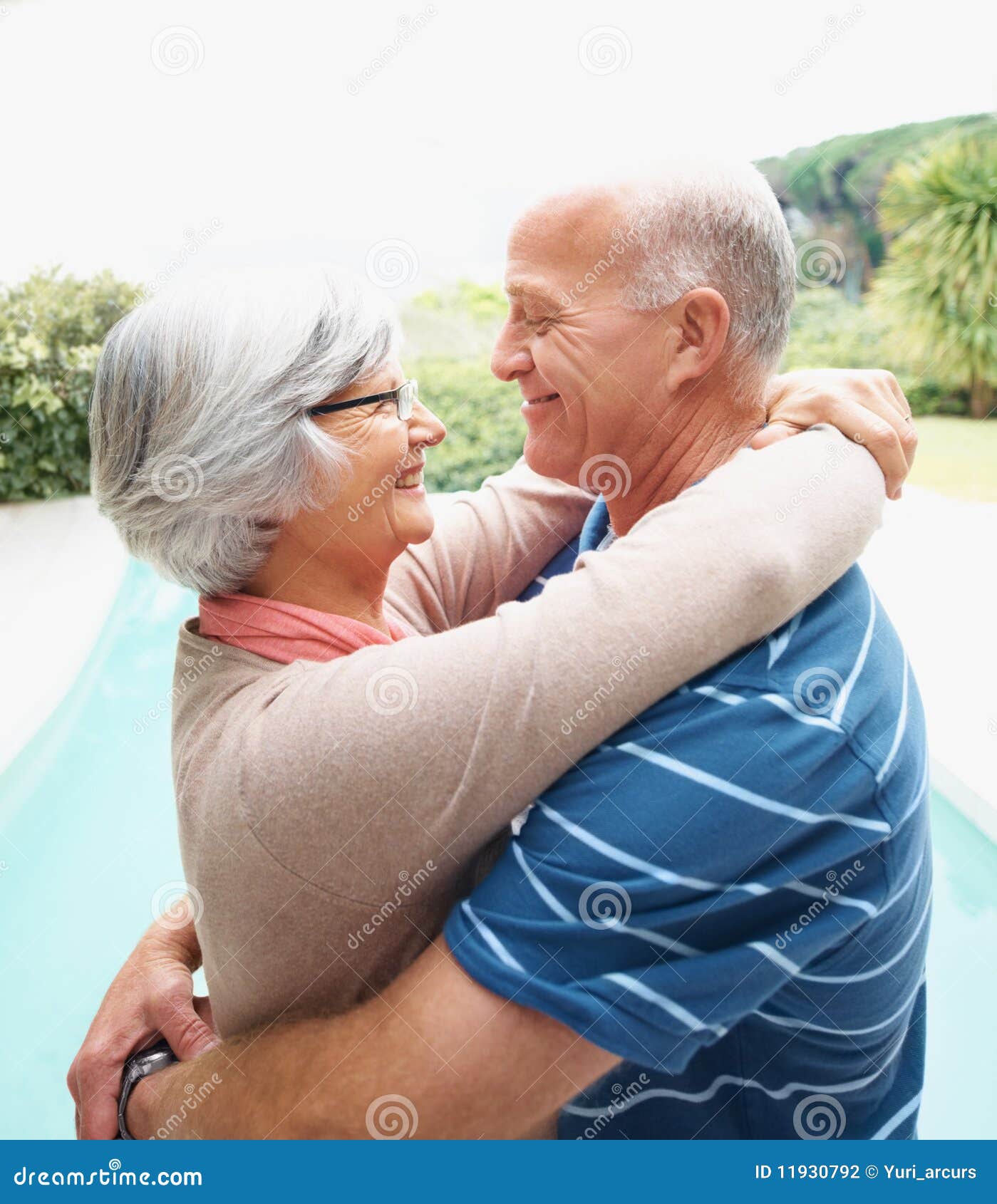 Coppie Che Si Abbracciano Da Un Raggruppamento Fotografia Stock ...