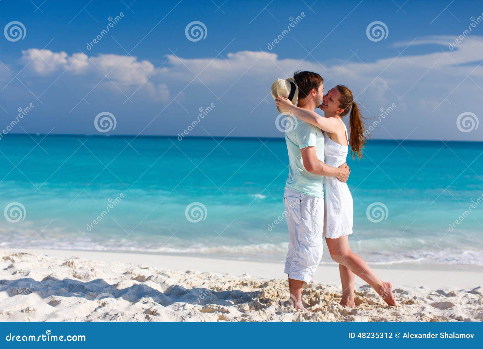 Coppie Che Stanno Alla Spiaggia Fotografia Stock - Immagine di ...