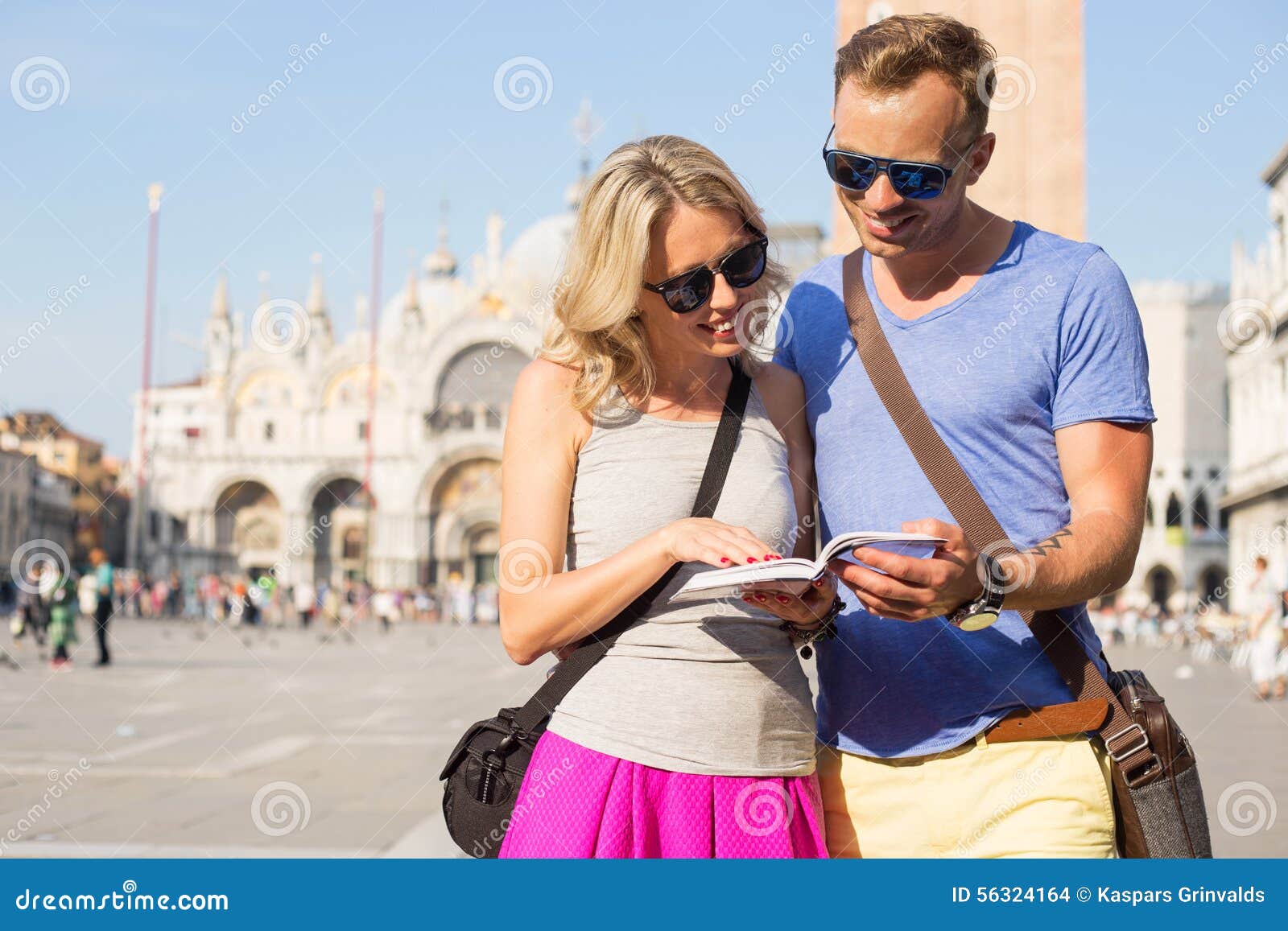 Coppie Che Viaggiano E Che Leggono Guida Turistica Fotografia Stock ...