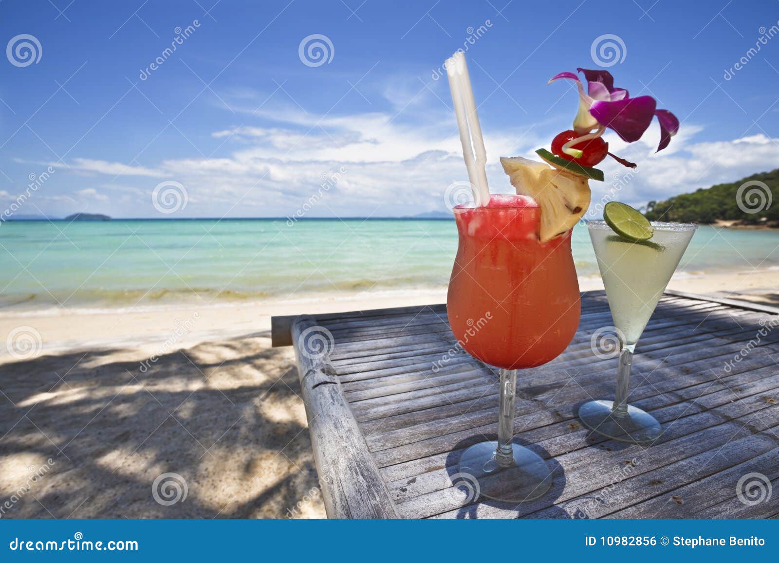 Coppie Del Cocktail Alla Spiaggia. Fotografia Stock - Immagine di ...