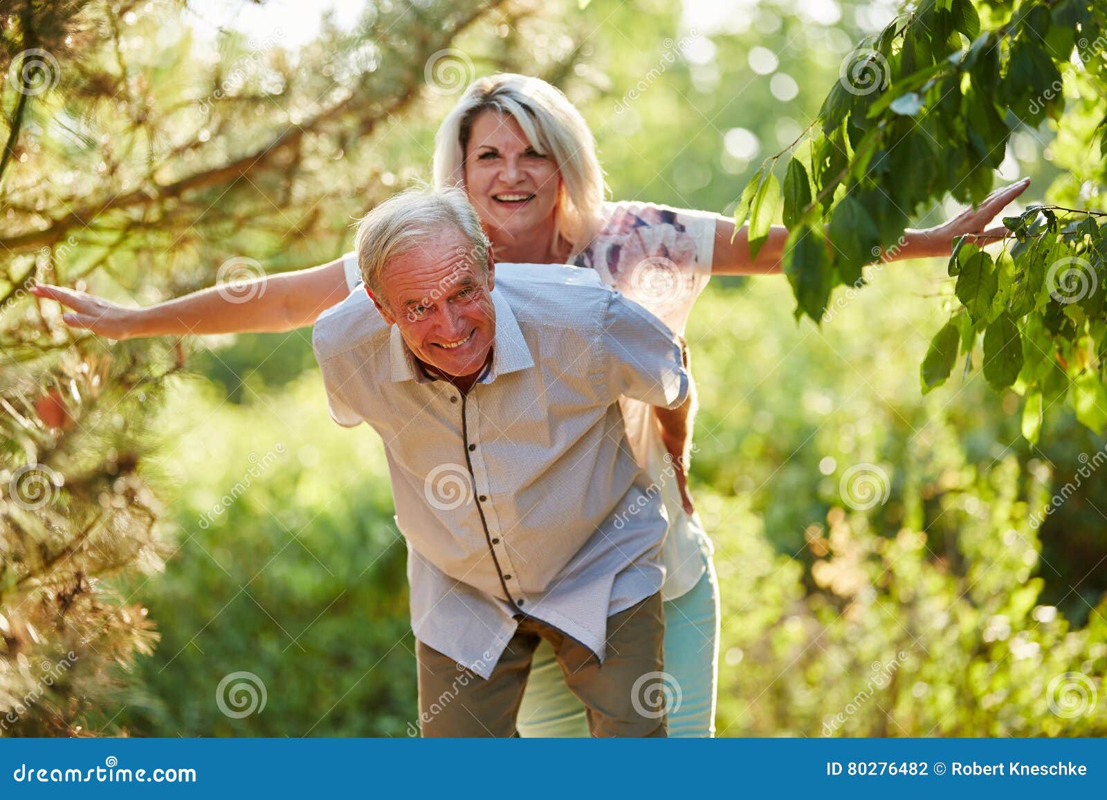 Coppie Senior Che Fanno Sulle Spalle Fotografia Stock Immagine Di Divertimento Nave 80276482