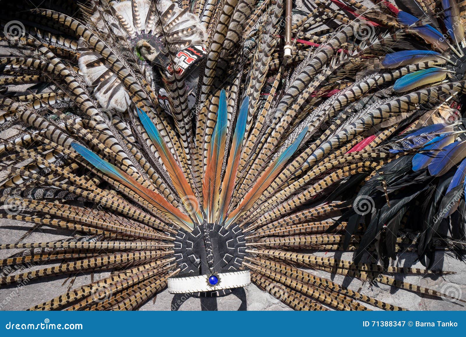 Copricapi indiani immagine stock. Immagine di indigeno - 71388347