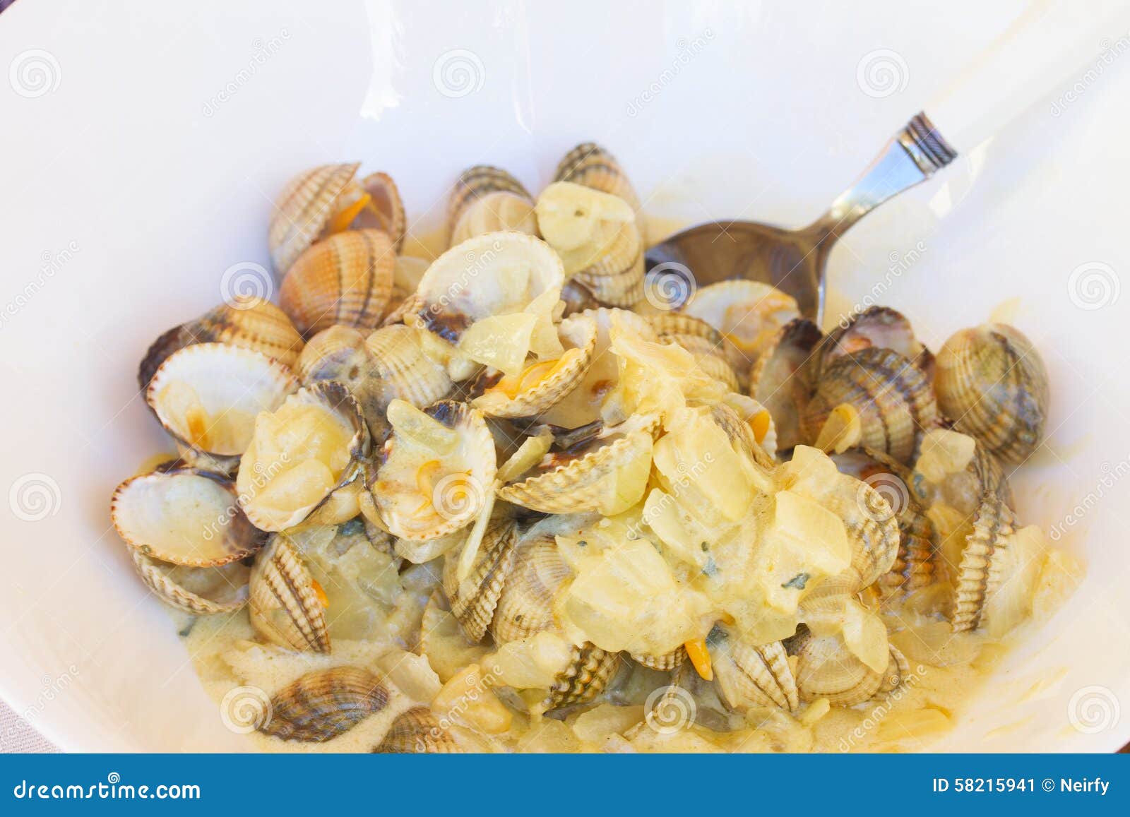 Coquilles de palourde image stock. Image du table, dîner - 58215941