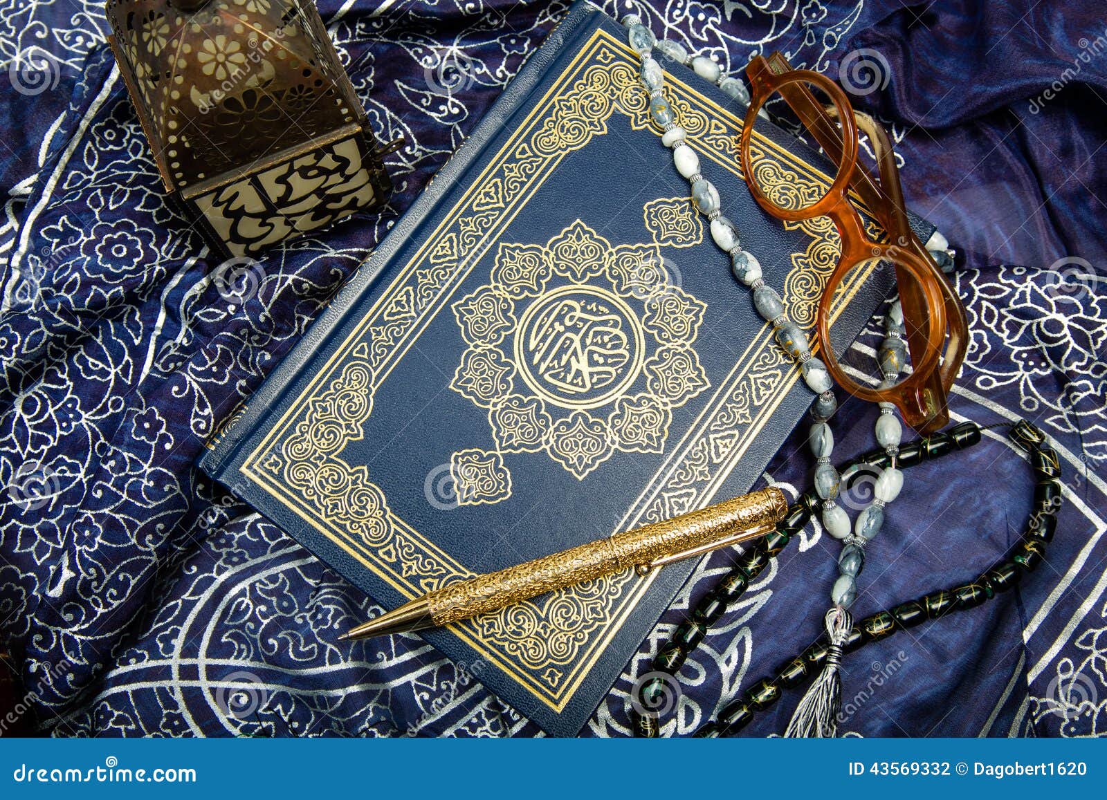 Corano fotografia stock. Immagine di testo, orientale - 43569332