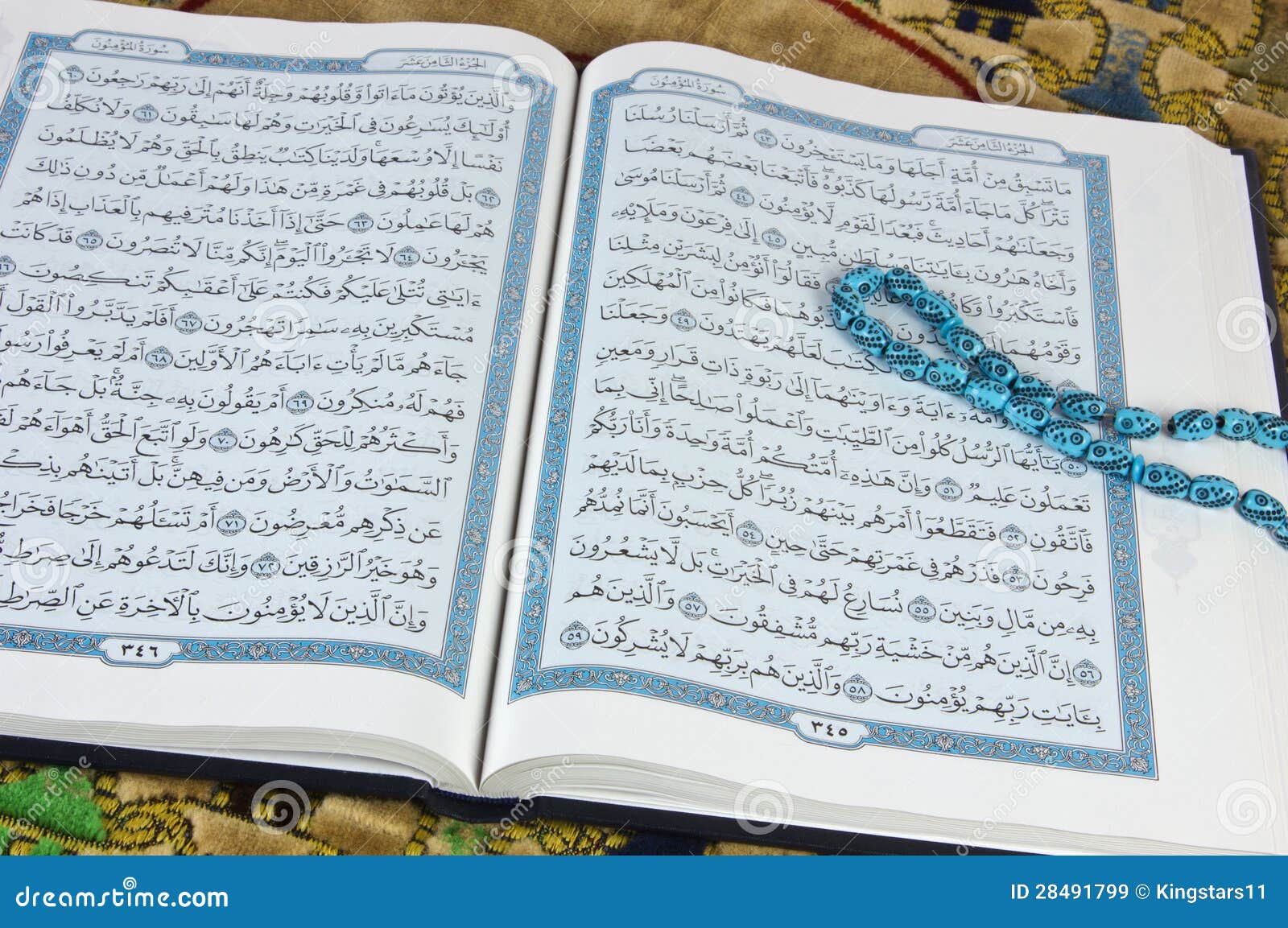 Corano, Libro Di Islam Con Il Rosario Immagine Stock - Immagine di ...