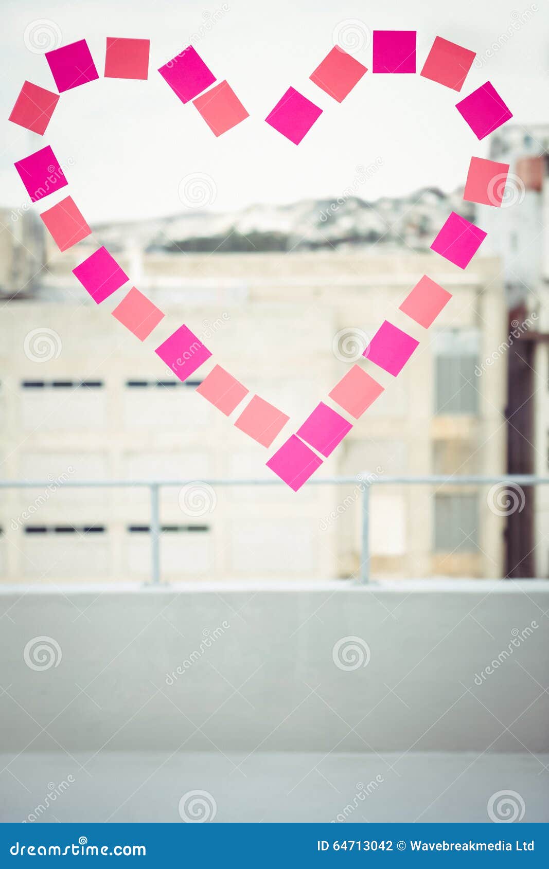 Corazón En Post-it En Una Ventana Foto de archivo - Imagen de espacio ...