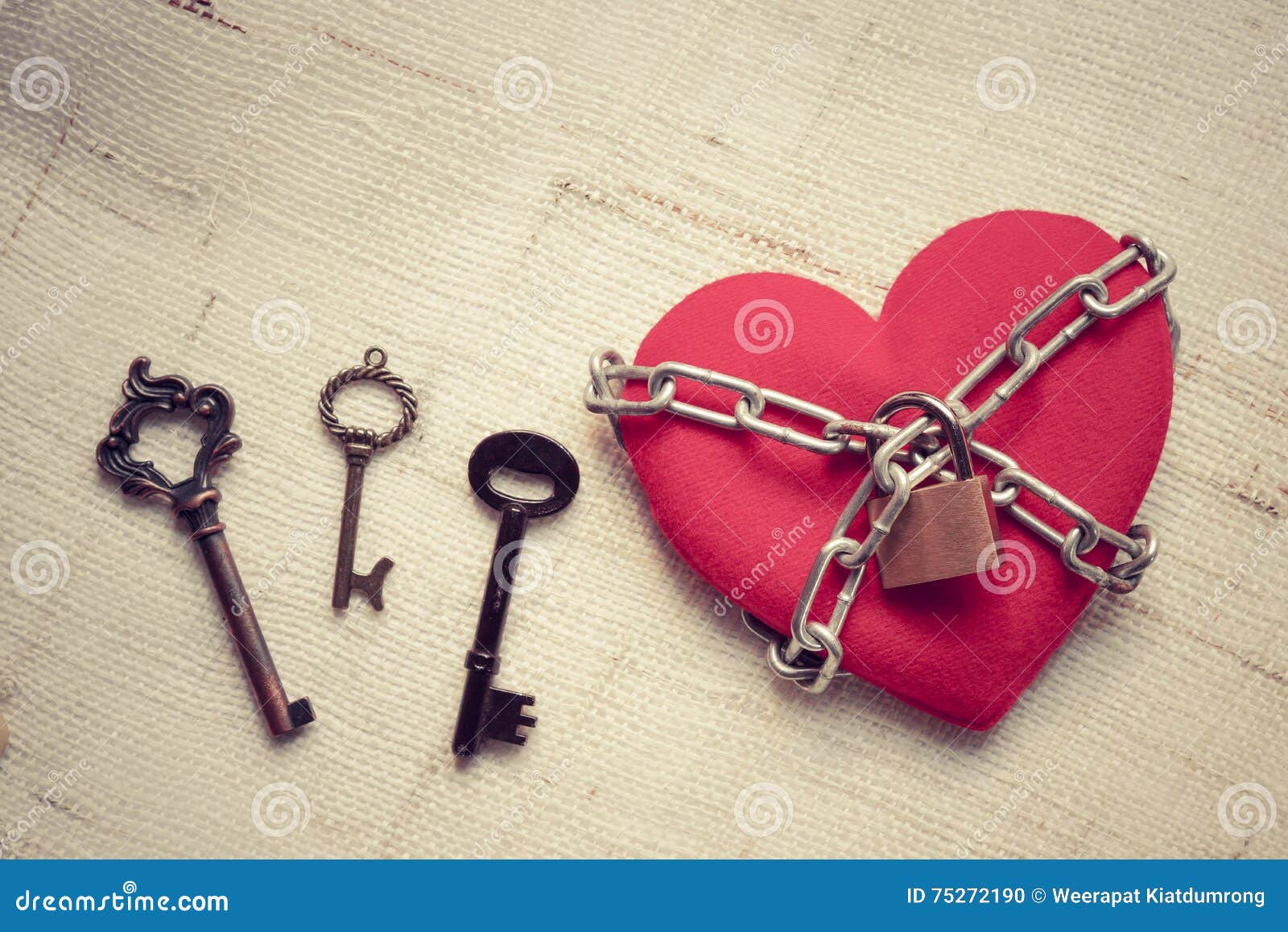 Corazón Encadenado Con Llave Foto de archivo - Imagen de clave, rojo ...