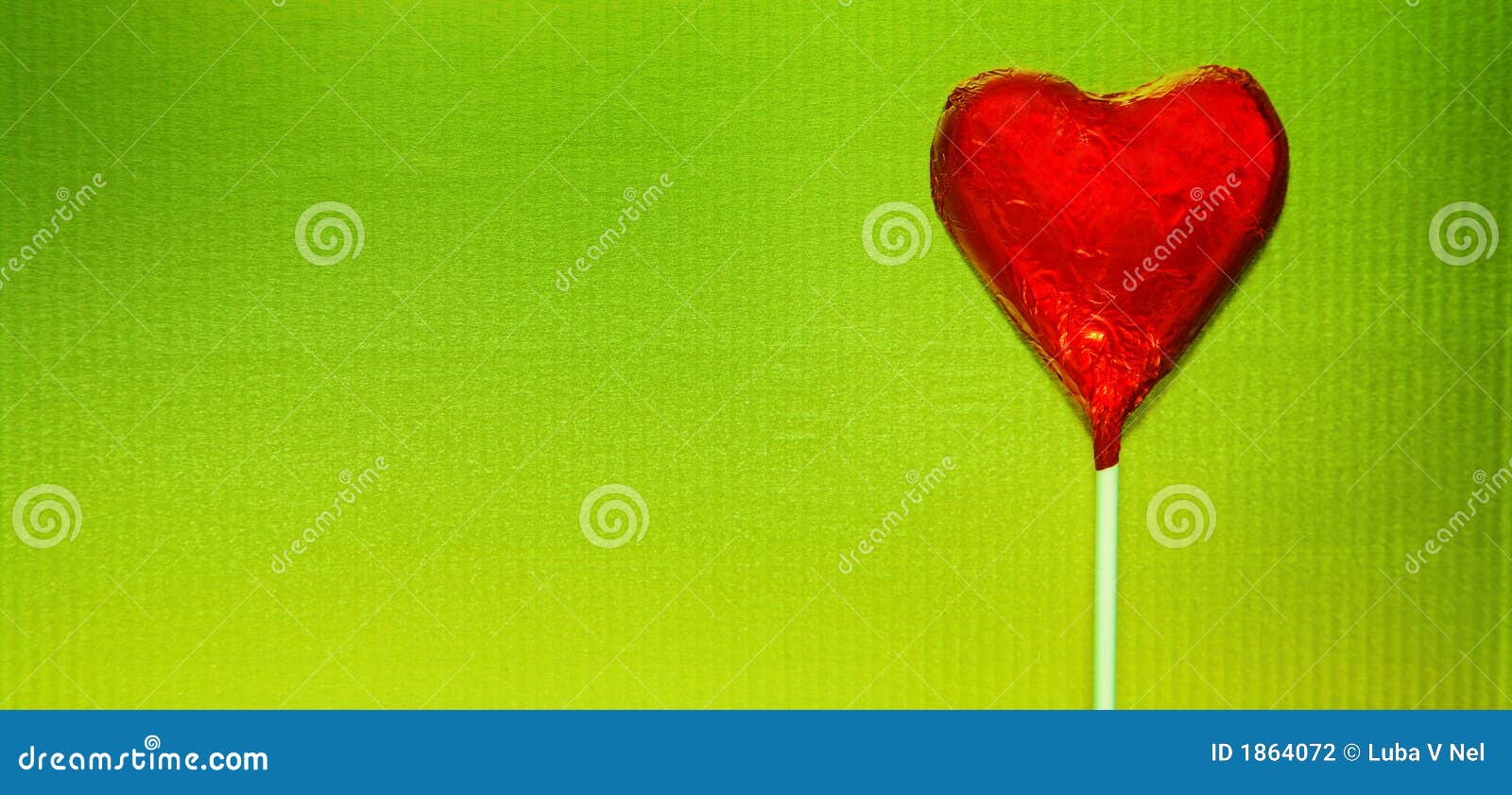 Corazón rojo en verde foto de archivo. Imagen de dorado - 1864072