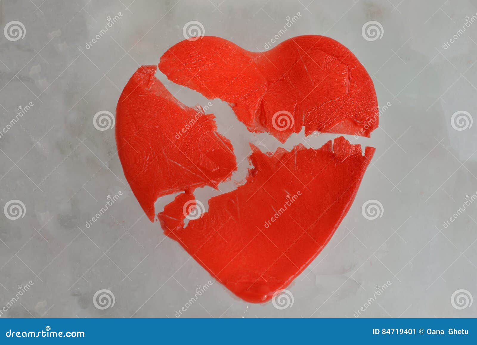 Corazón Congelado Quebrado Fotos De Stock - Download 37 Fotos Libres de ...