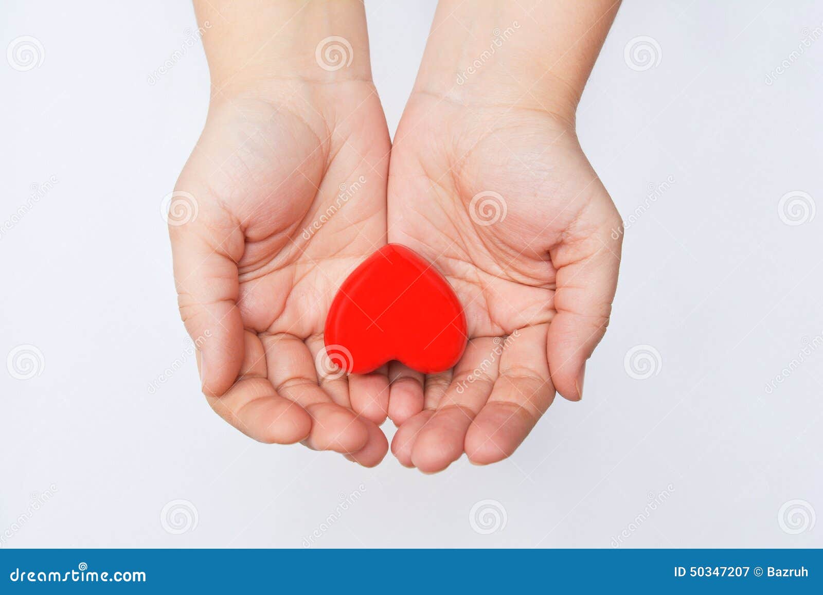 Corazón Rojo Querido En Manos Fotos De Stock - Download 675 Fotos ...