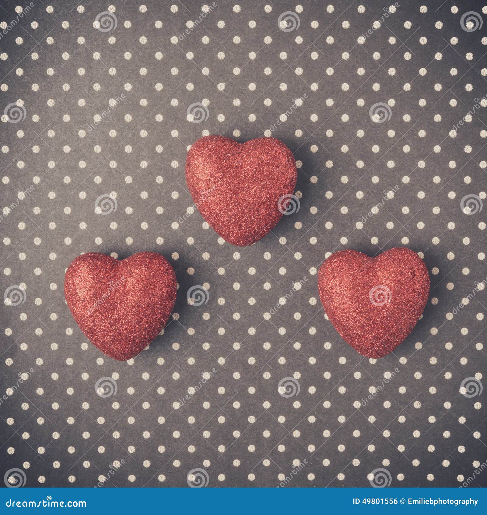 Corazones Con Brillo Rojo En La Polca Dot Background Foto de archivo ...
