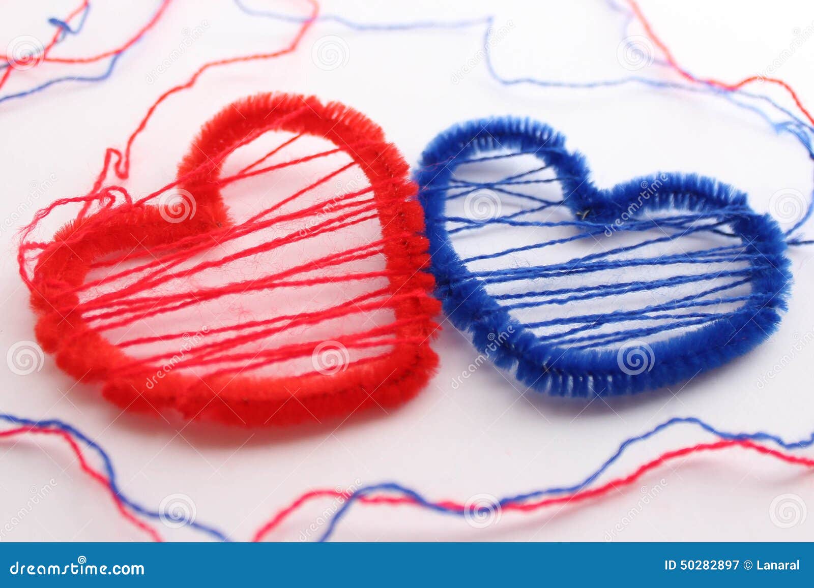 Corazones Rojos Y Azules Del Hilo Imagen de archivo - Imagen de amor ...