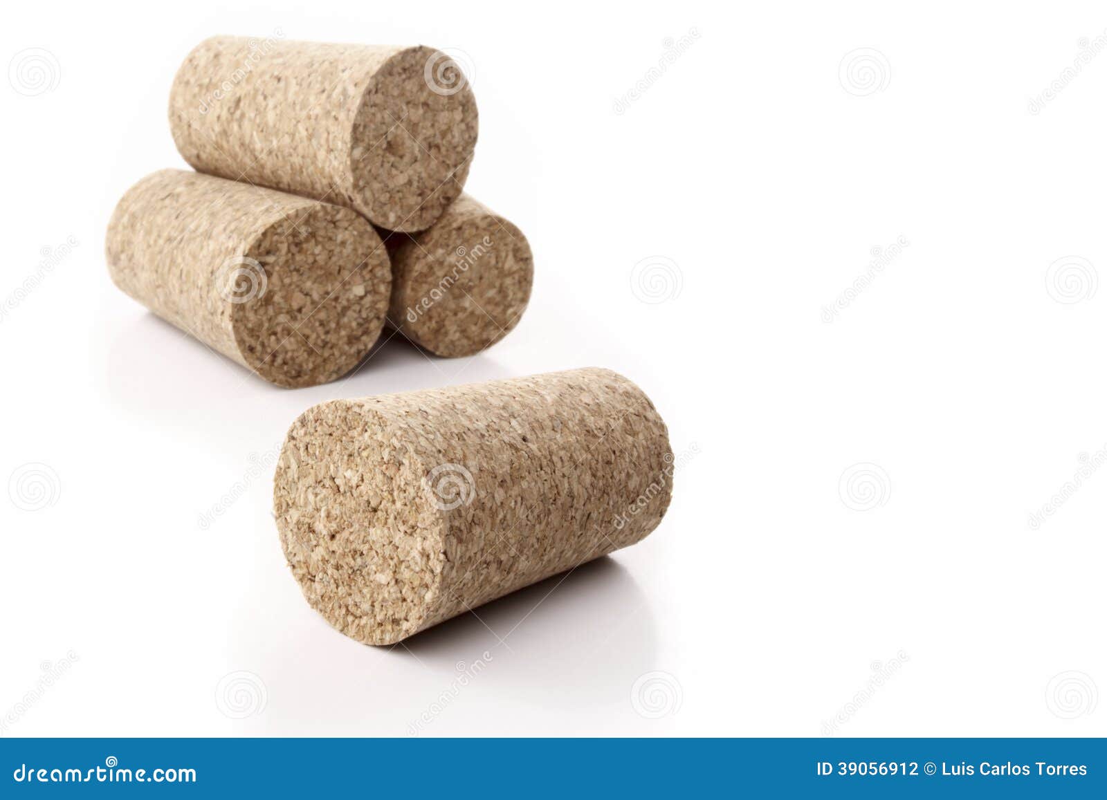 Corchos del vino foto de archivo. Imagen de cuatro, aislado - 39056912