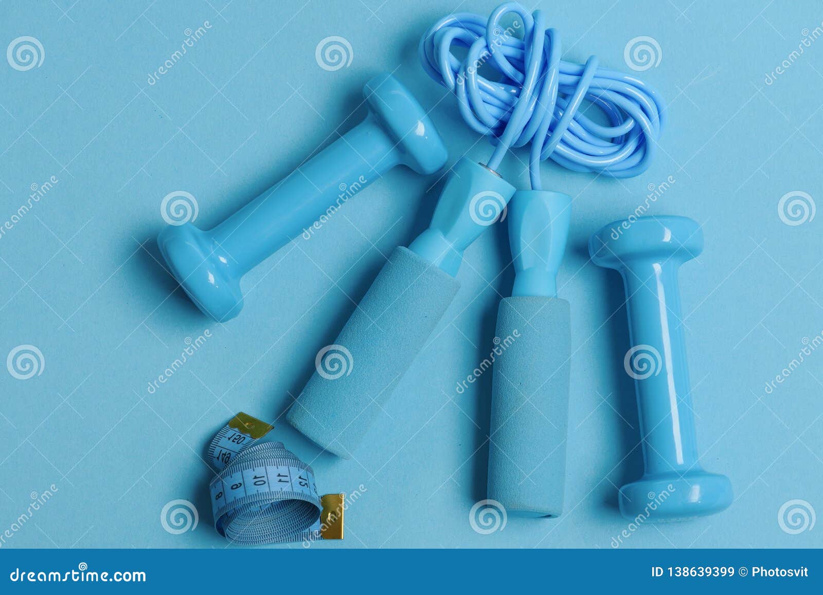 A Corda De Salto, O Rolo Da Fita E Os Barbells Colocaram Perto De Se ... A Corda De Salto, O Rolo Da Fita E Os Barbells Colocaram Perto De Se ...