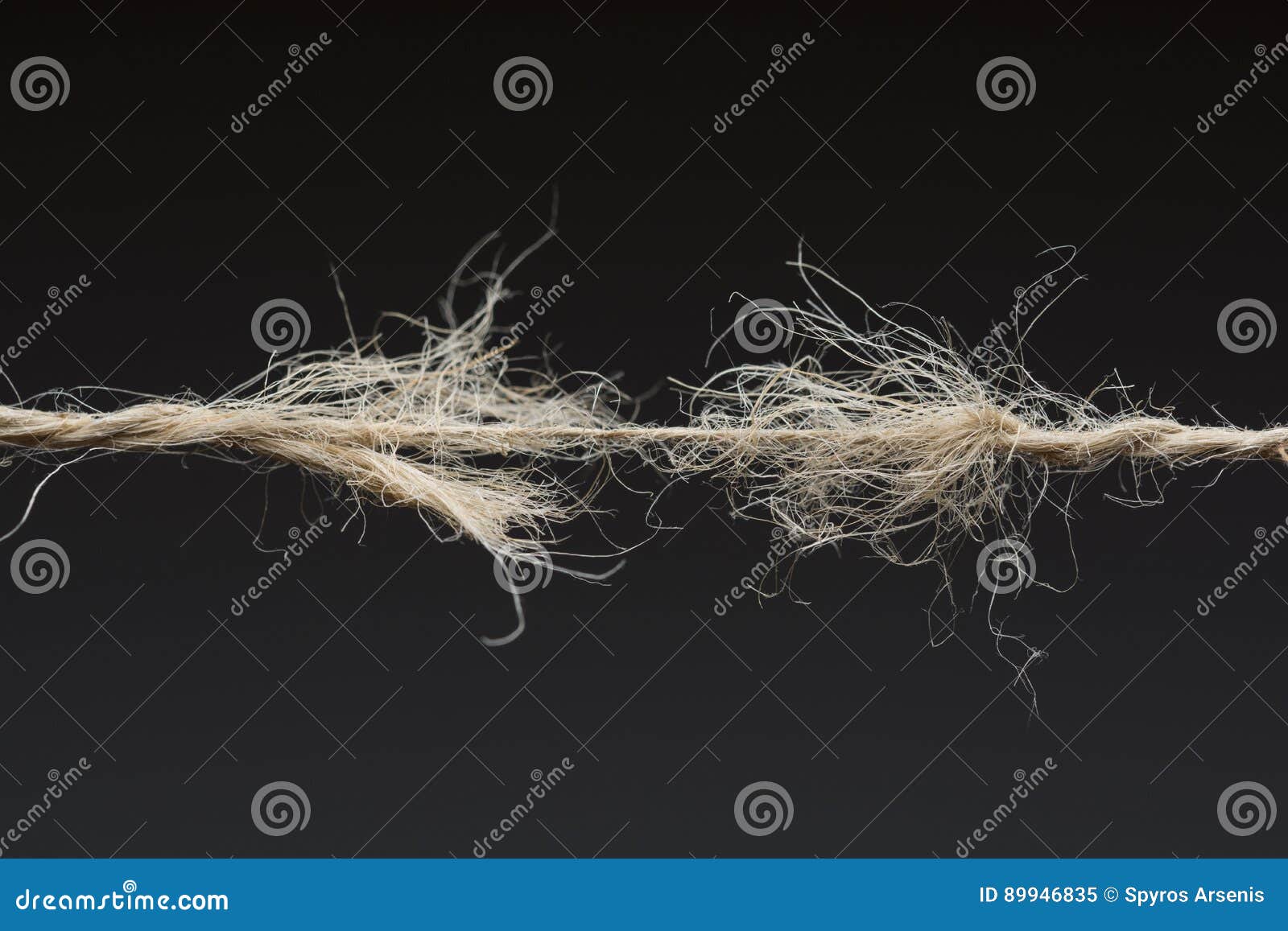 Corda Desgastada Pronta Para Quebrar Imagem de Stock - Imagem de pronto ...