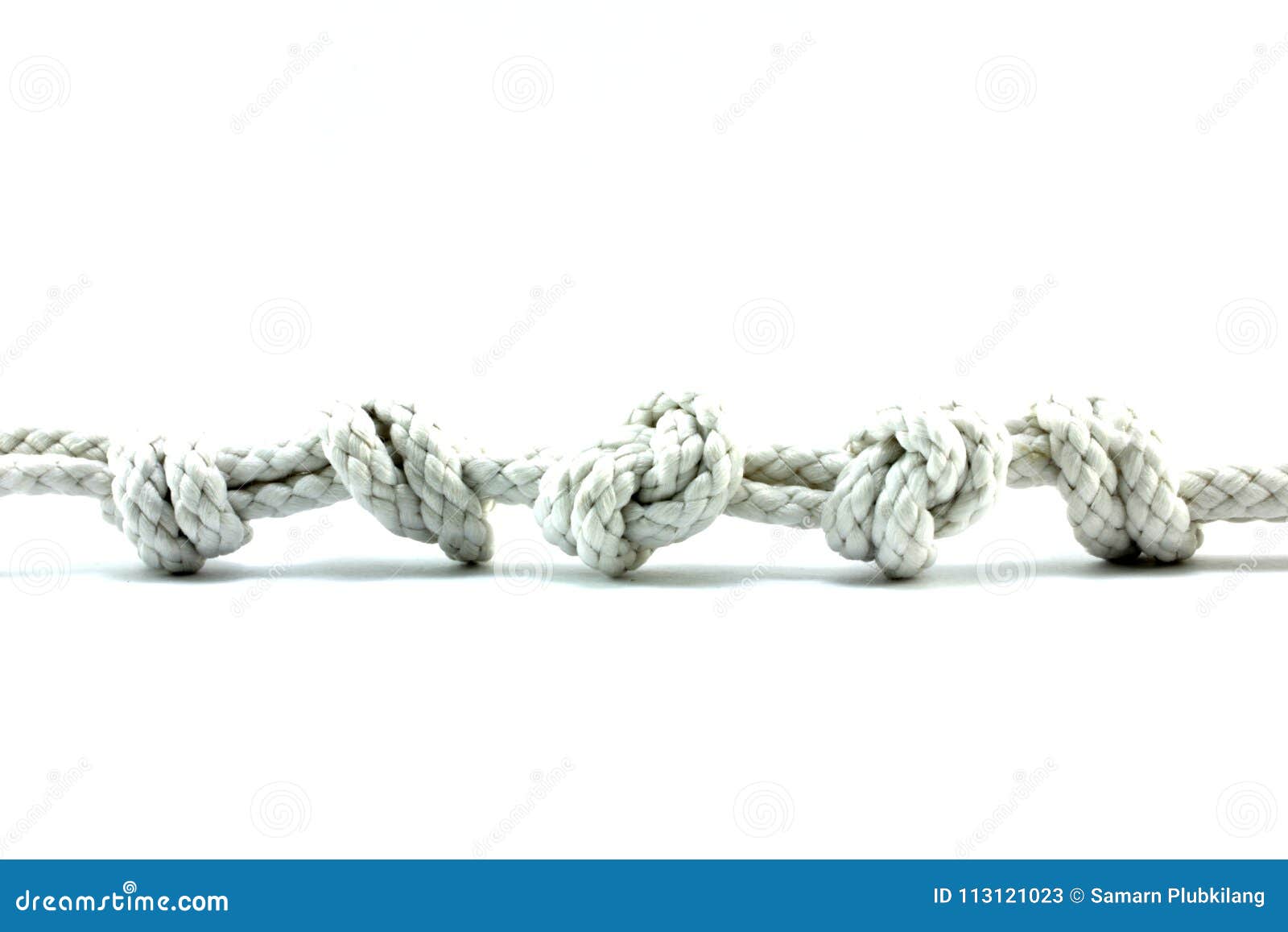 Corda e corda annodata immagine stock. Immagine di cerchio - 113121023