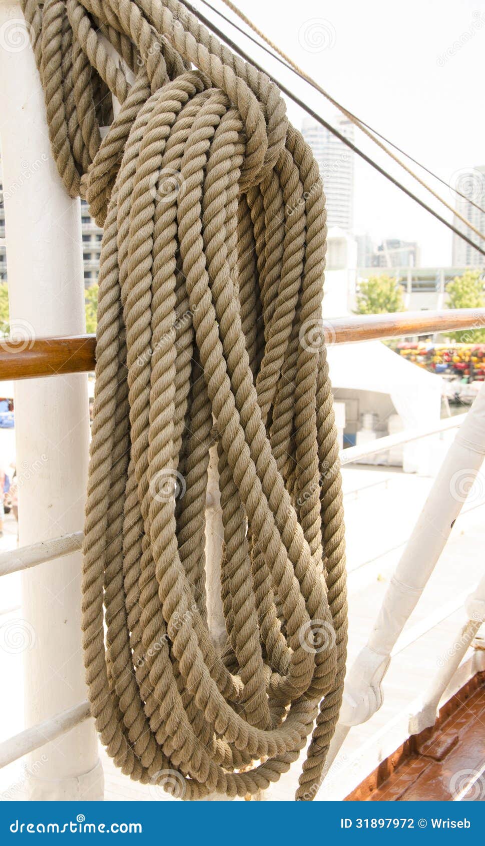 Corde appese su una nave fotografia stock. Immagine di baia - 31897972